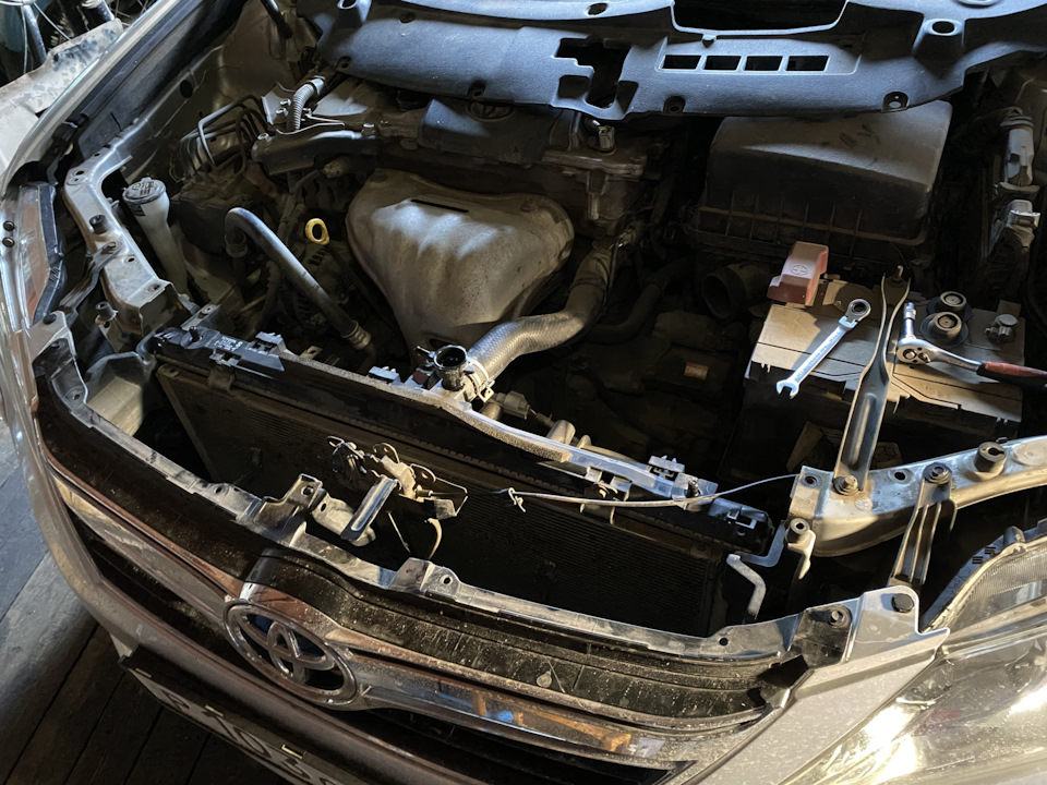 Замена радиатора — Toyota Camry (XV50), 2,5 л, 2011 года | поломка | DRIVE2