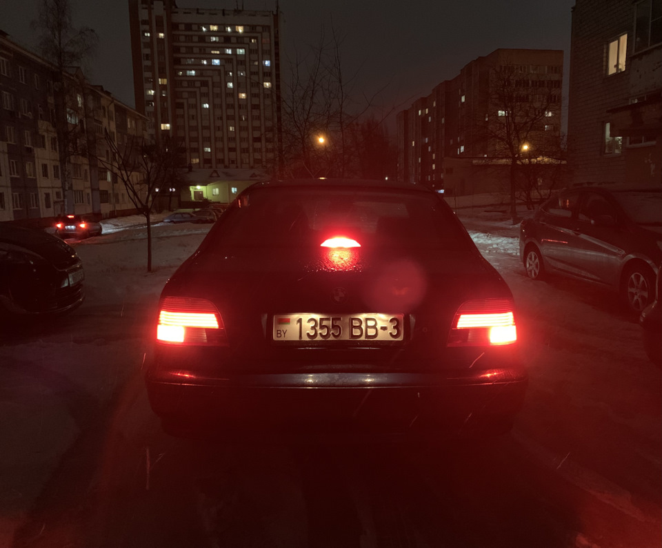 Замена патрона дополнительного стоп-сигнала — BMW 5 series (E39), 3 л ...