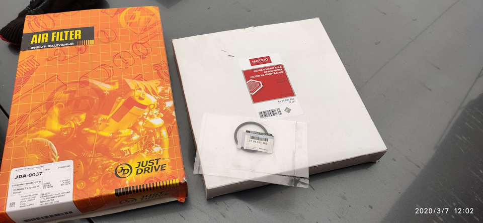 Замена масла в ДВС — Renault Laguna III, 1,5 л, 2009 года | плановое ТО ...