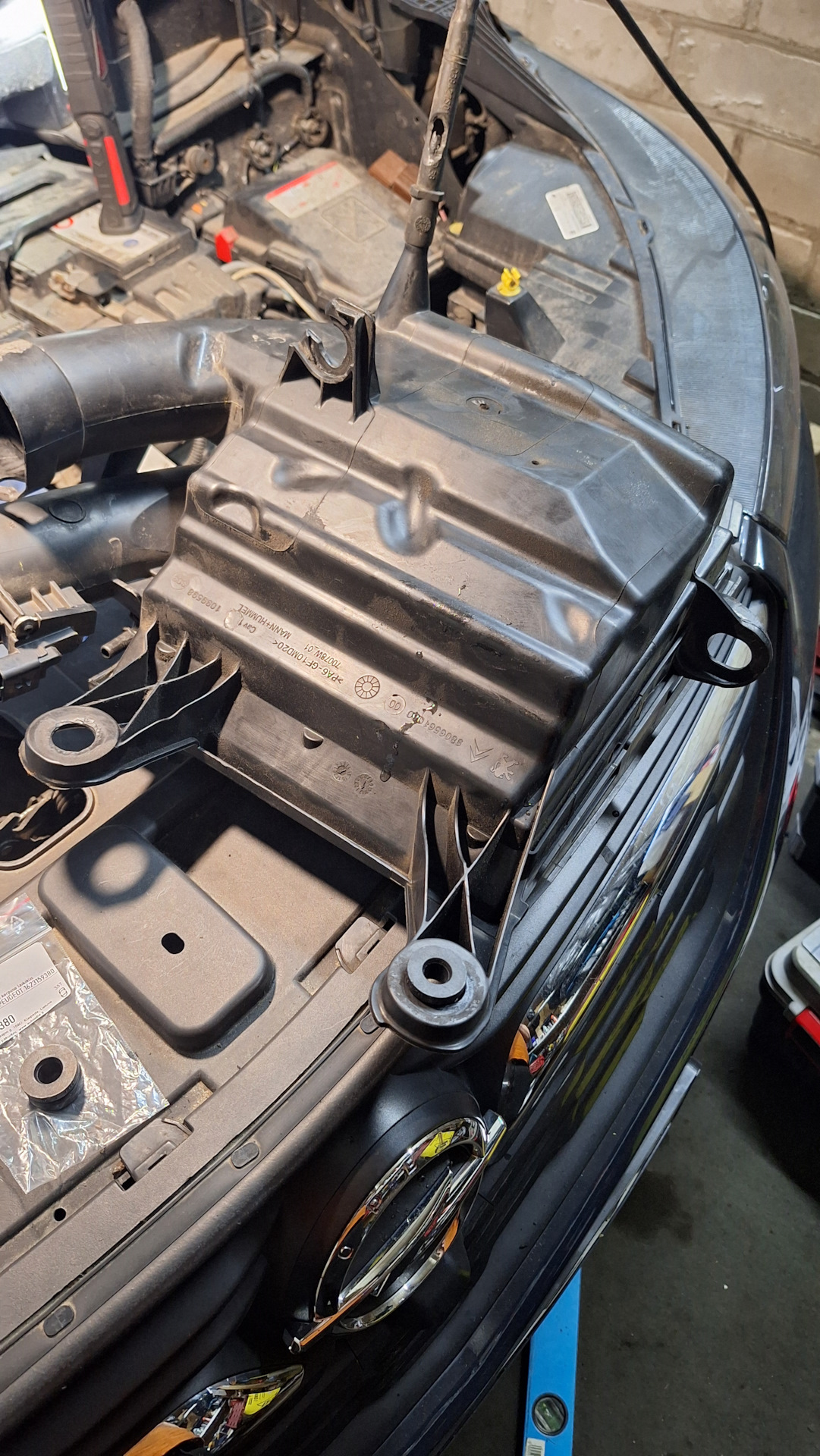 Замена резинок воздушного фильтра — Opel Grandland X, 1,6 л, 2018 года ...