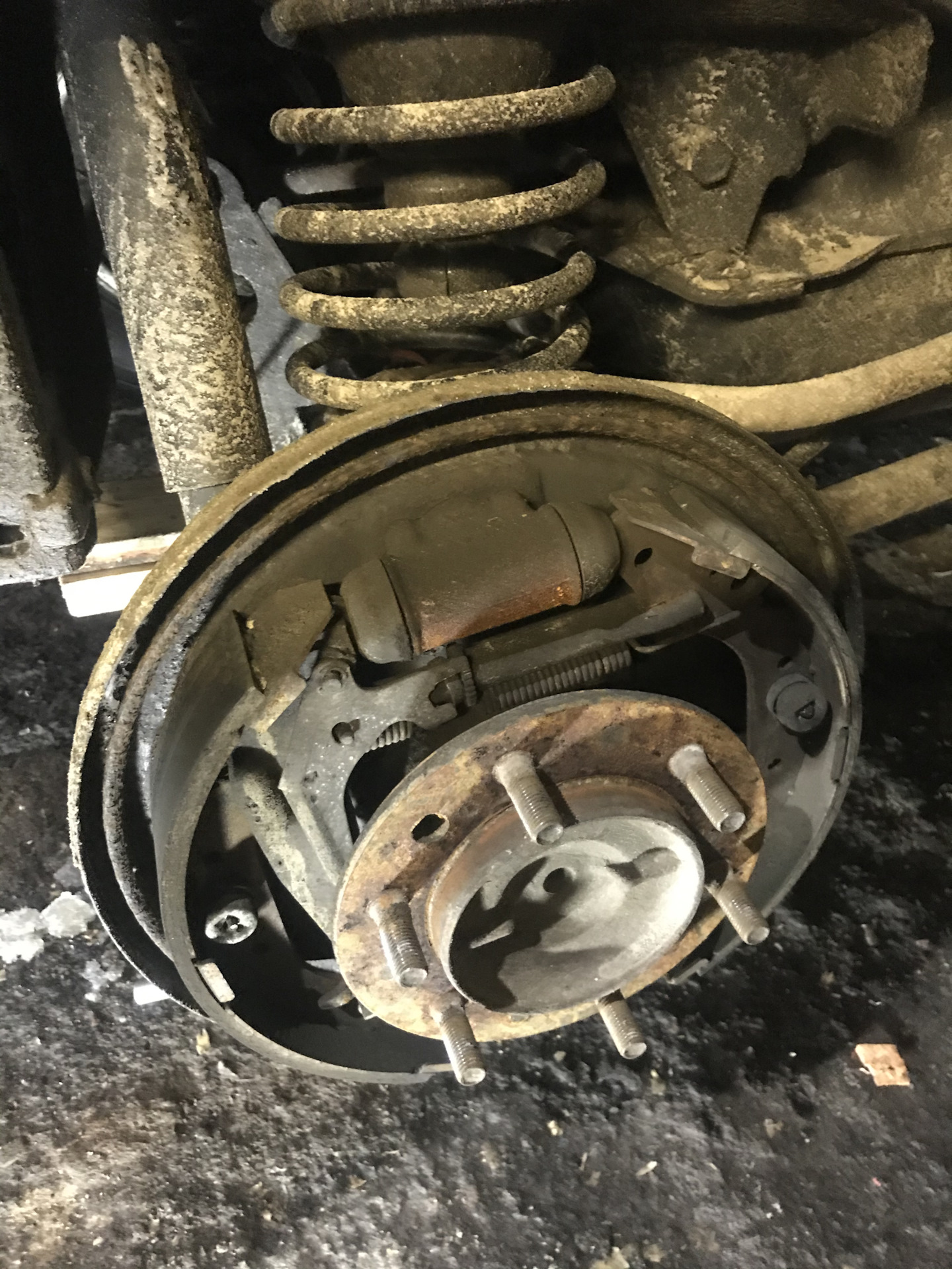 Замена задних колодок — Toyota 4Runner II, 3 л, 1993 года | своими ...