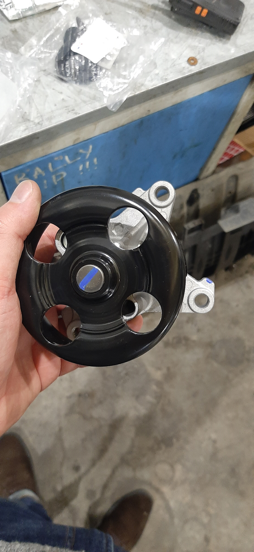 Замена помпы и натяжного ролика, ремня доп. оборудования и левого ...