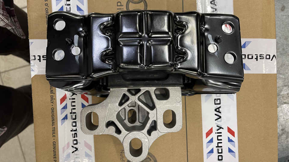 5QA199555AM Опора кпп левая VAG | Запчасти на DRIVE2