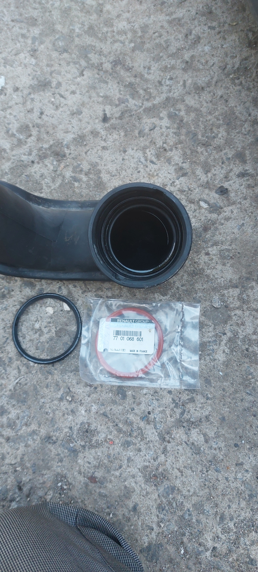 7701068601 Уплотнитель возд. патрубка (рез) RENAULT | Запчасти на DRIVE2