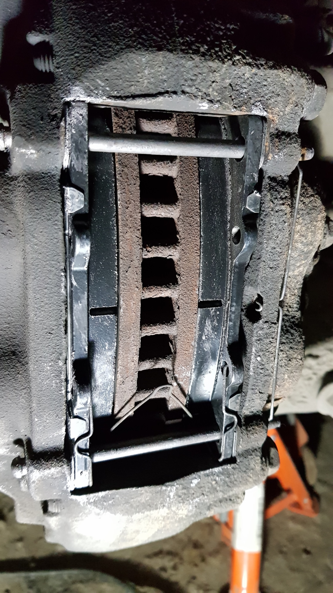 Заменил передние колодки — Toyota Land Cruiser 200, 4,5 л, 2015 года ...