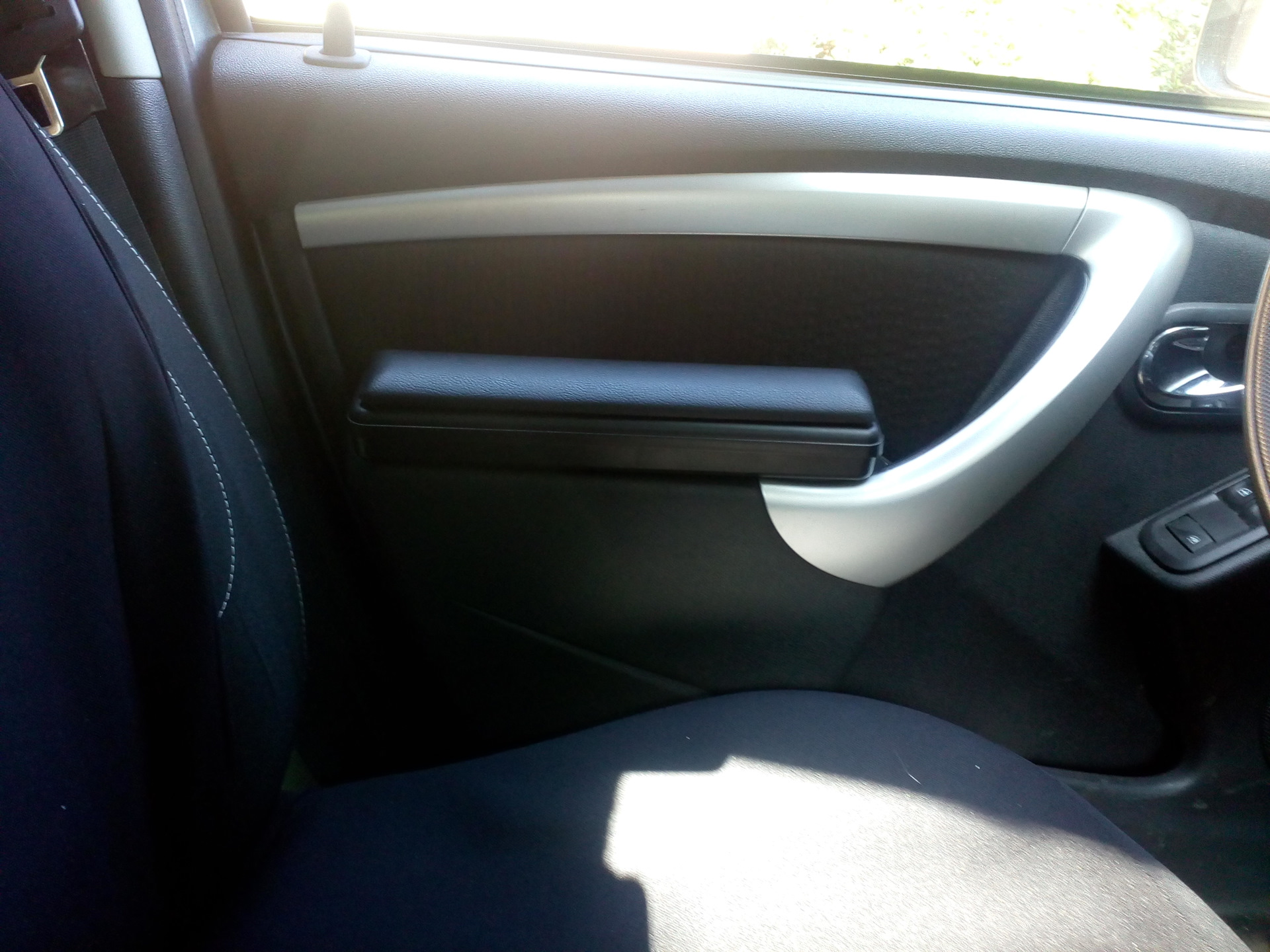 Подлокотник под левую руку — Nissan Terrano III, 2 л, 2017 года ...