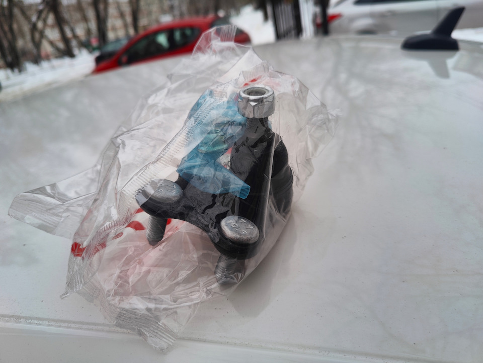 Замена передних тормозных колодок и шаровых опор CTR — Volkswagen Polo Sedan, 1,6 л, 2013 года ...