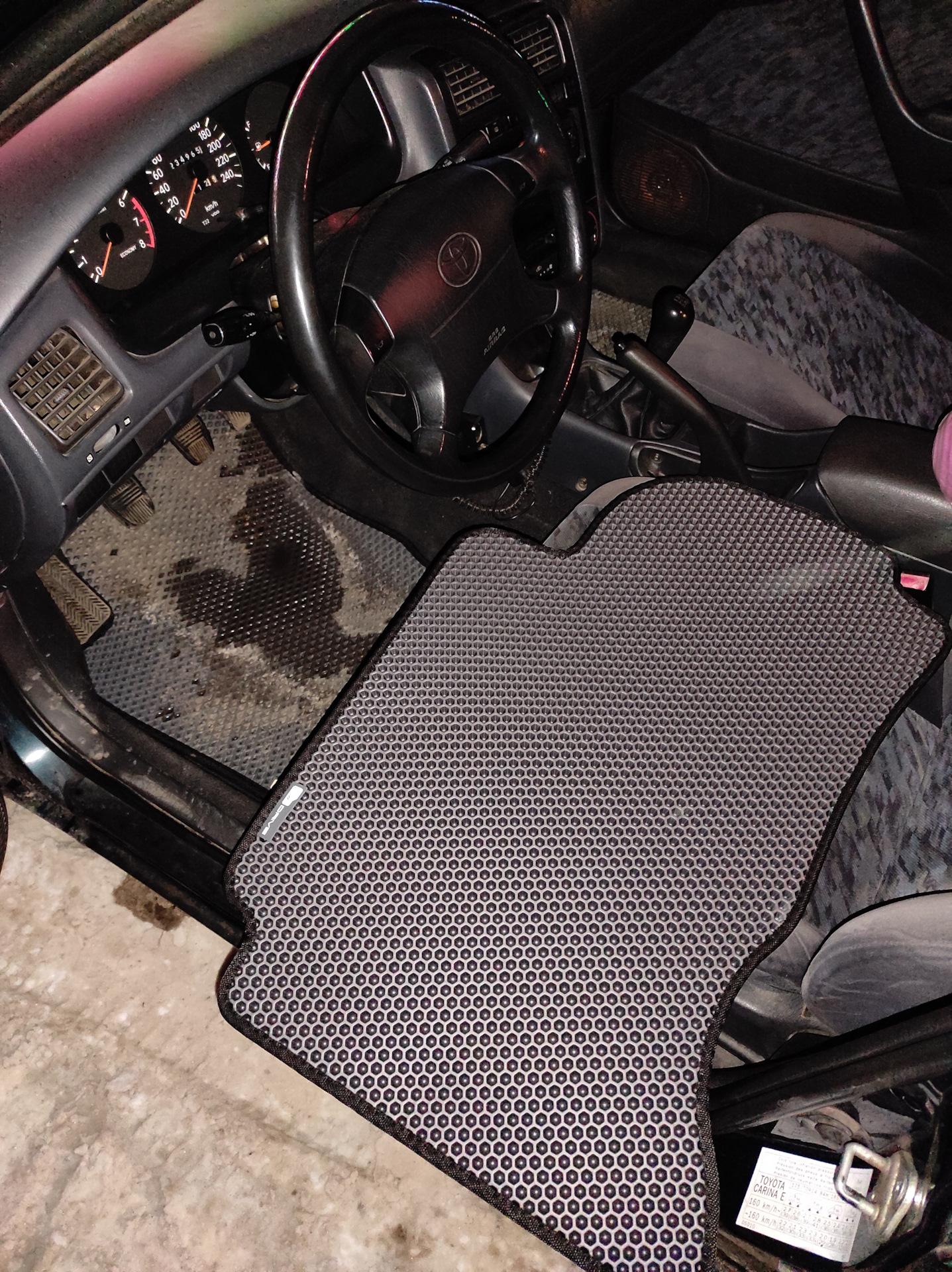 Новый водительский коврик (EVA сносился за 4 года) — Toyota Carina E, 1 ...