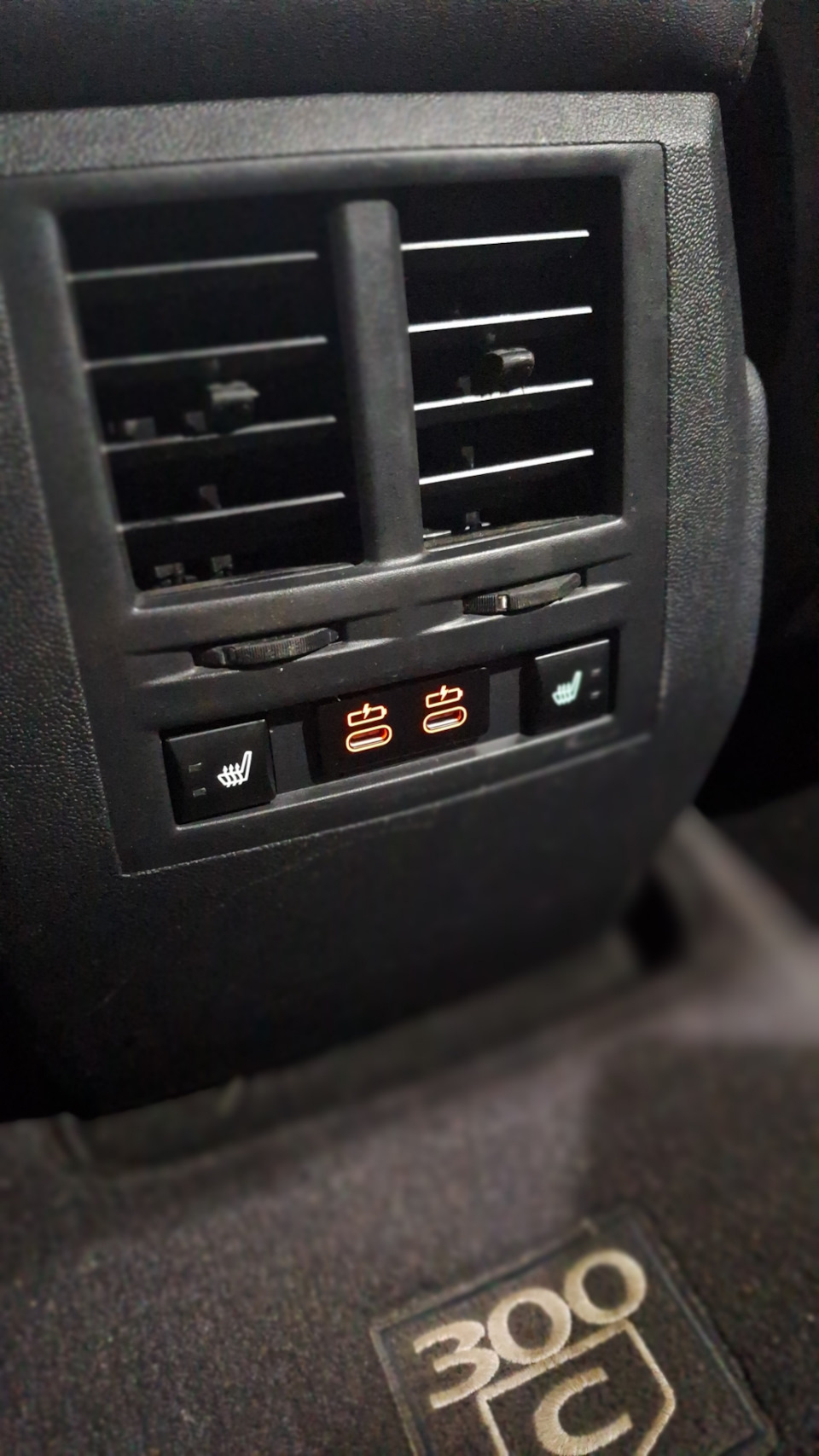 Установка блока зарядки usb-c от bmw g30 — Chrysler 300C SRT8 (1G), 6,1 ...