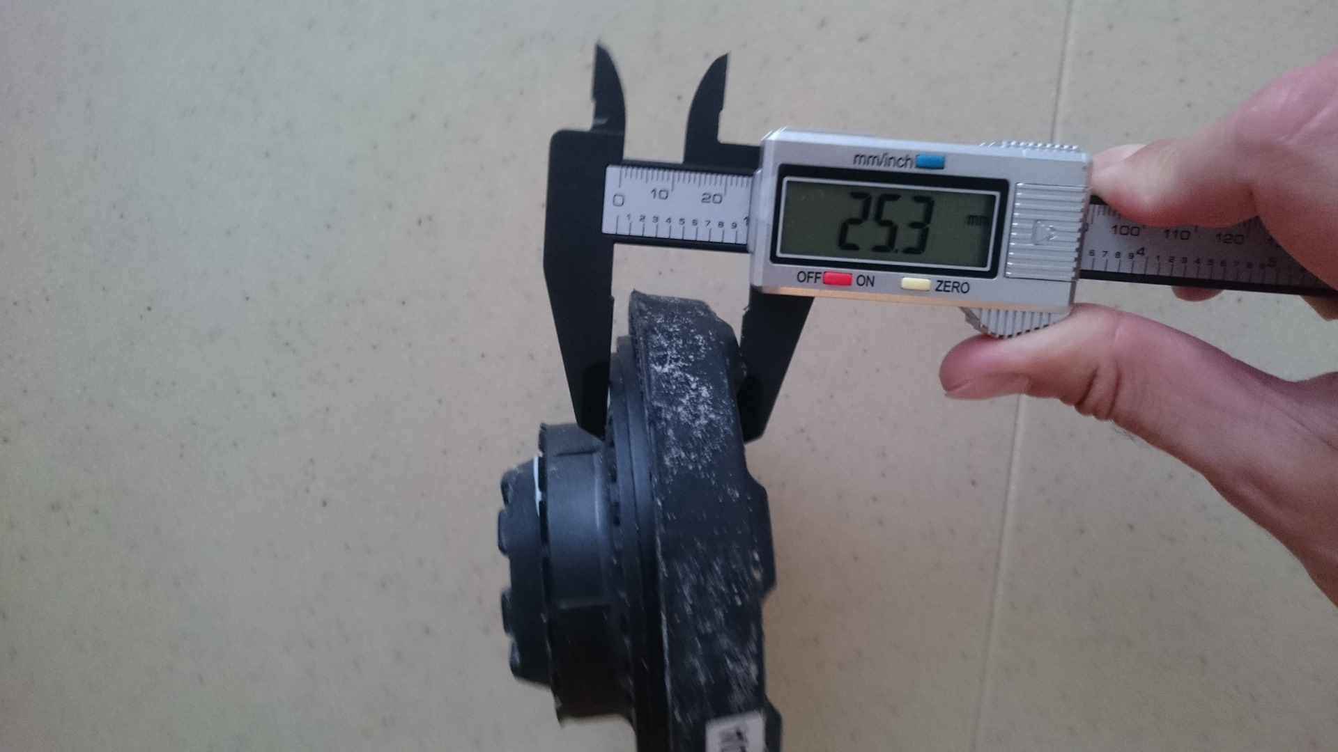 Замена опоры переднего амортизатора / Выпирает шток амортизатора ...