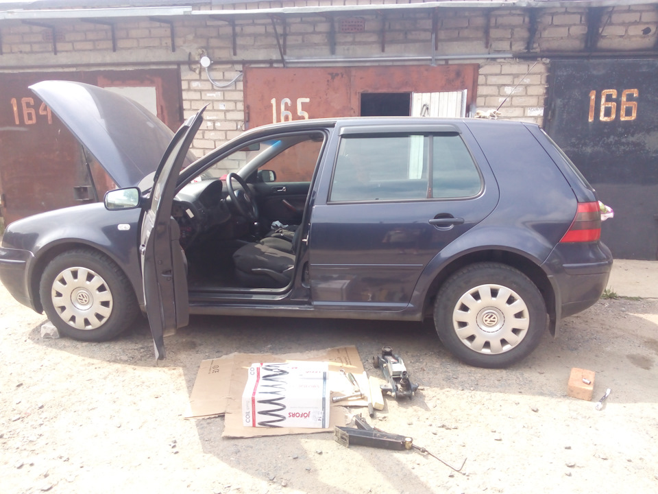 Замена задних пружин.Нужен ЖЫП. — Volkswagen Golf Mk4, 1,6 л, 1998 года ...