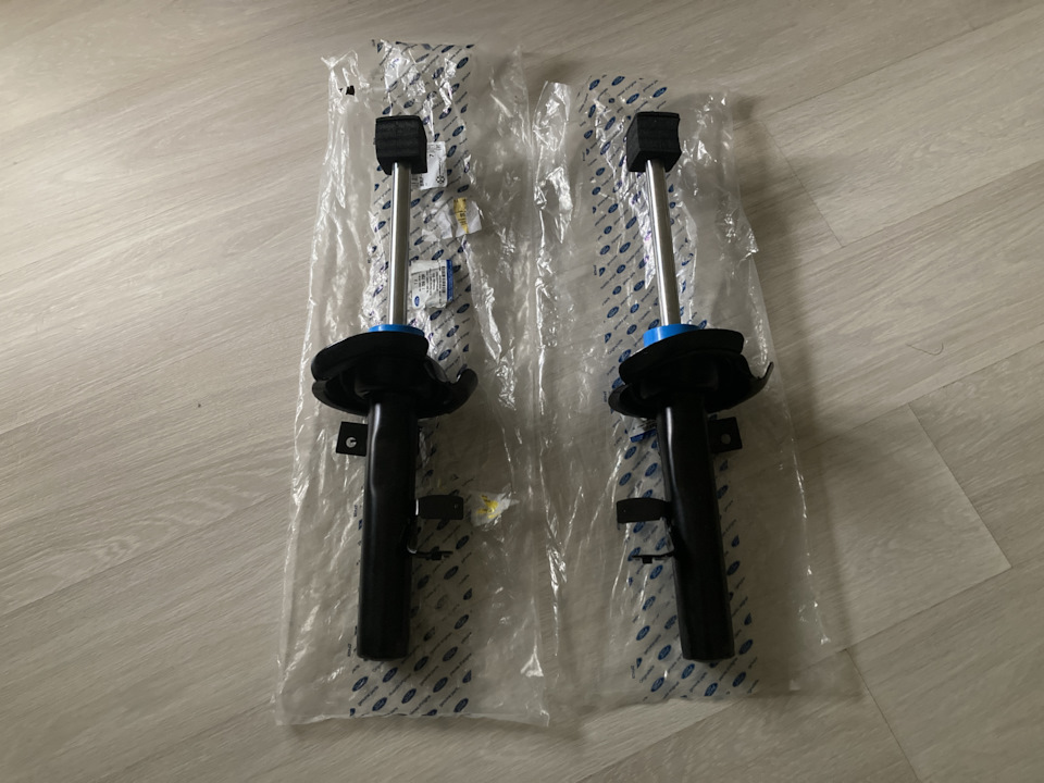 Замене передних амортизаторов — Ford Focus Hatchback III, 1,6 л, 2012 ...