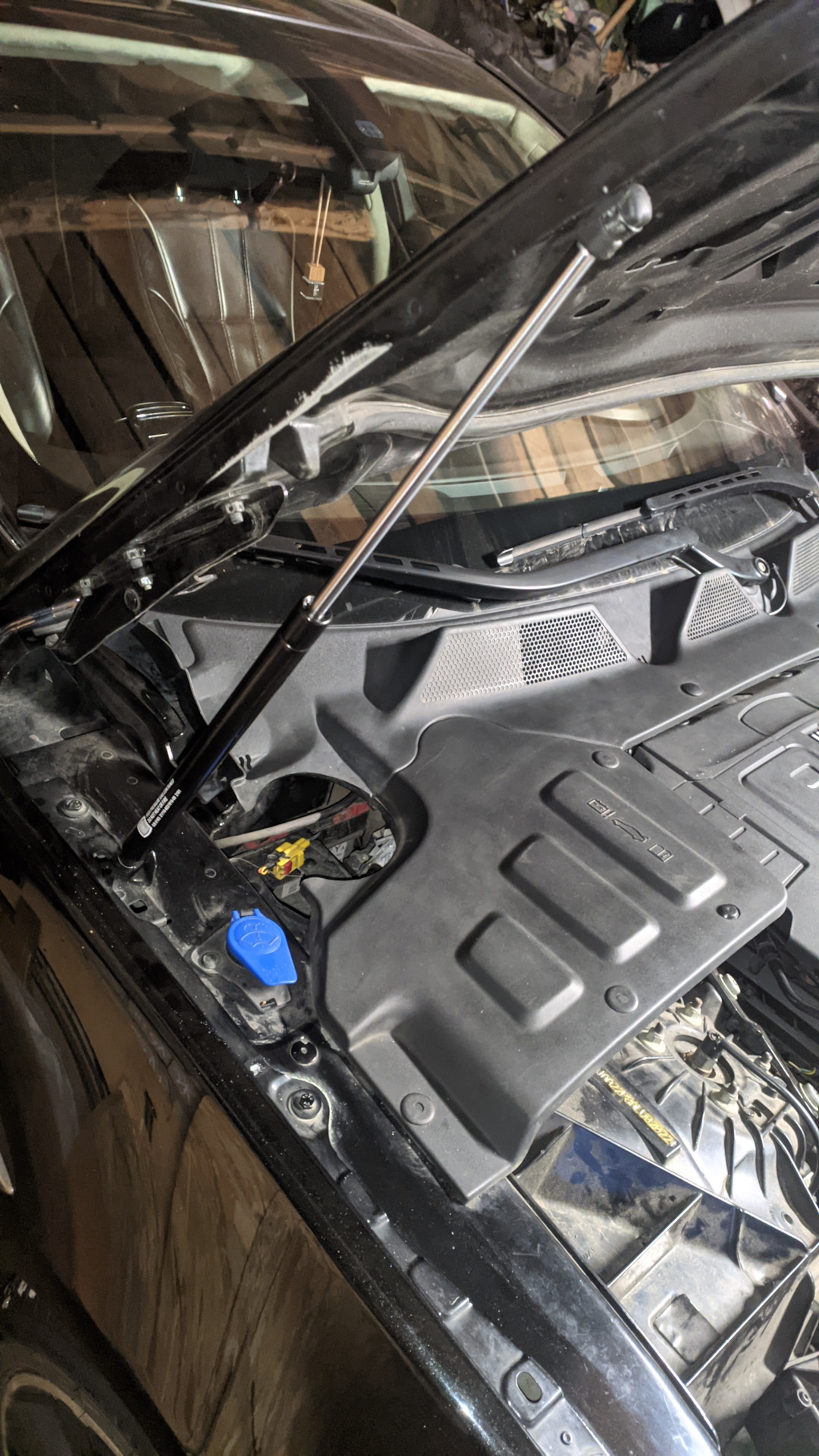 Газовый упор капота, он же амортизатор он же C2D3661. — Jaguar XJ Mark ...