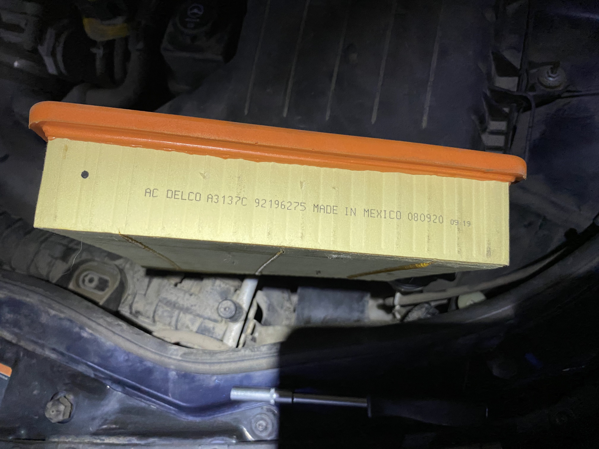 Engine air filter — Chevrolet Camaro V, 3,6 л, 2011 года | своими ...