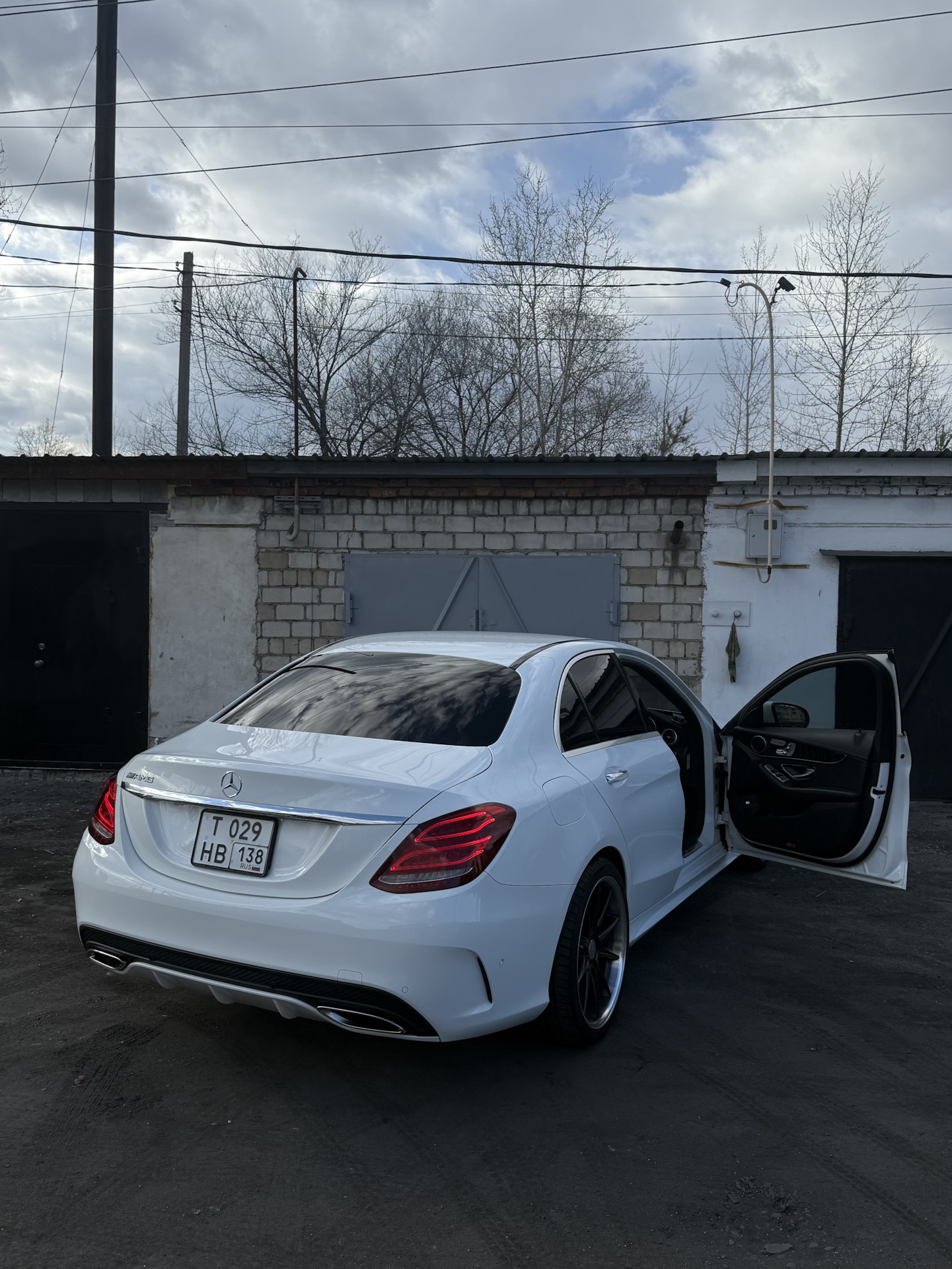 8. Жир всему голова. Нанесение твердого воска. — Mercedes-Benz C-Class (W205), 1,6 л, 2015 года ...