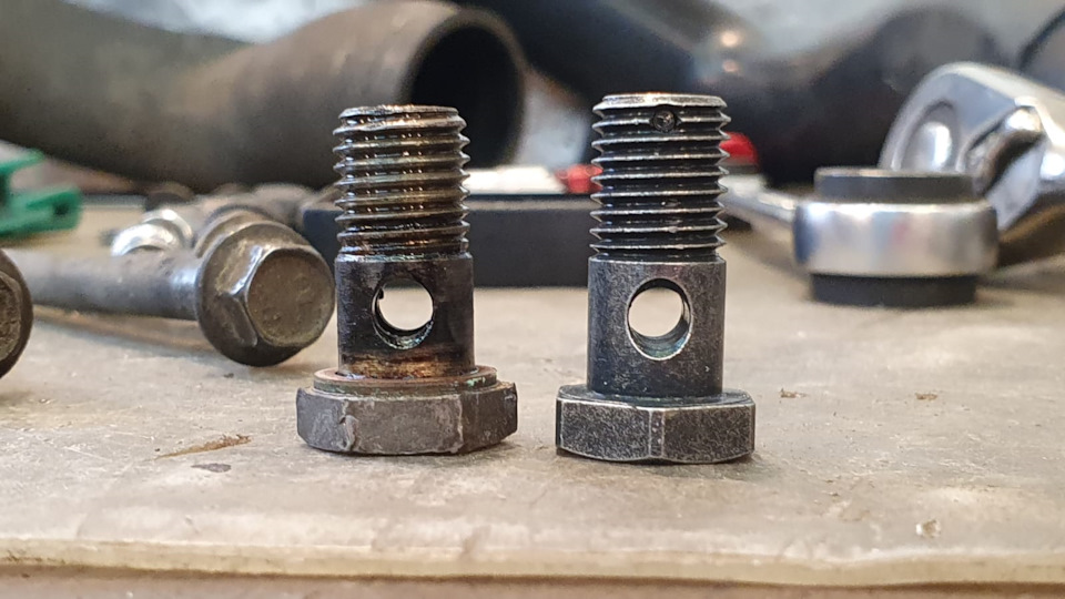 Замена полого винта ВКГ Volvo 8653884 на винт с клапаном Volvo 31325709 ...