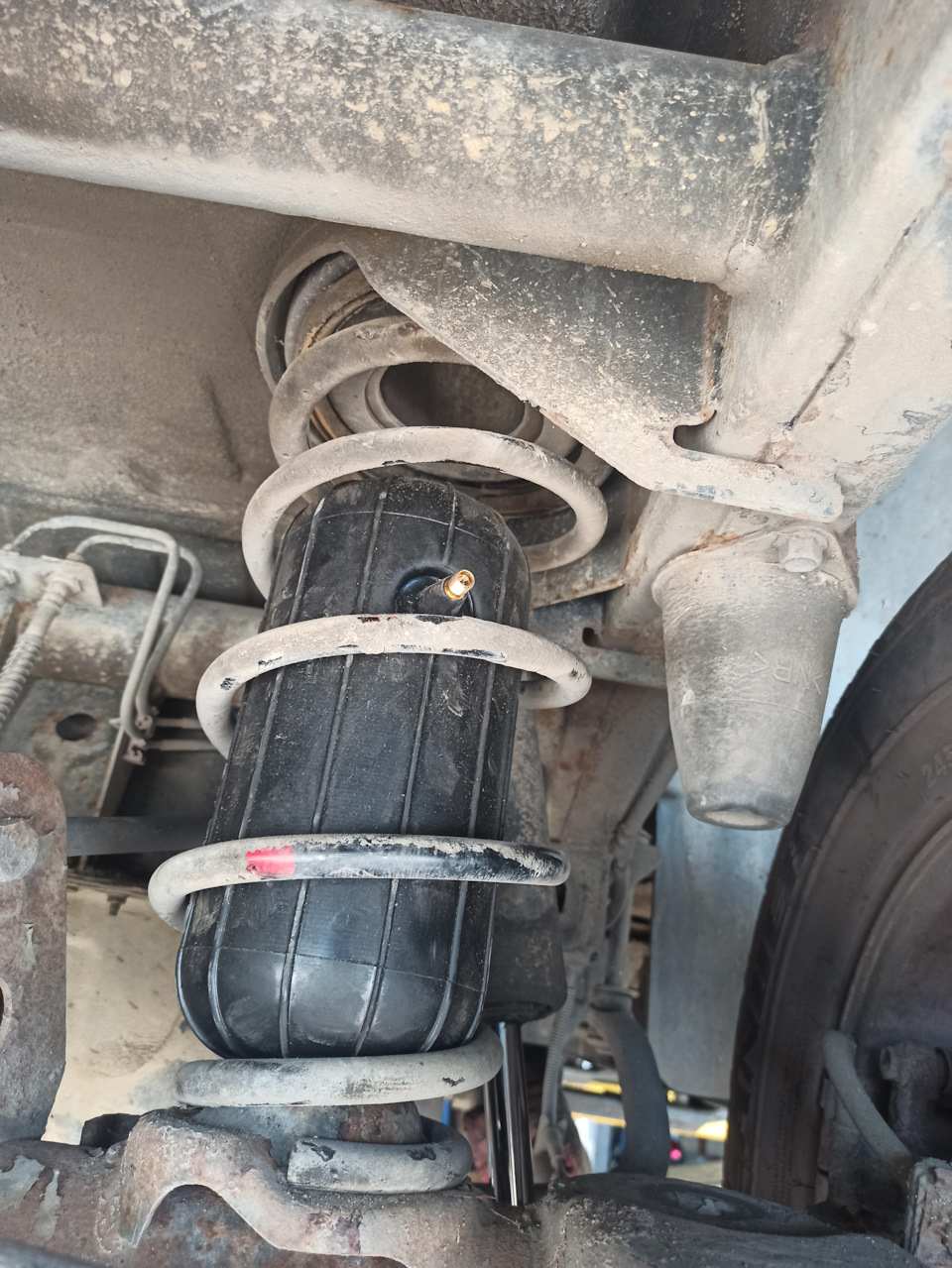 Пневмобаллон в задние пружины — KIA Sorento (1G), 2,5 л, 2004 года ...