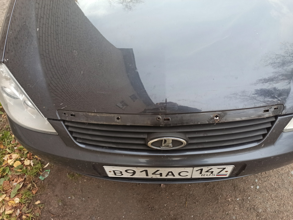 Снял дефлектор капота — Lada Приора седан, 1,6 л, 2008 года | кузовной ...