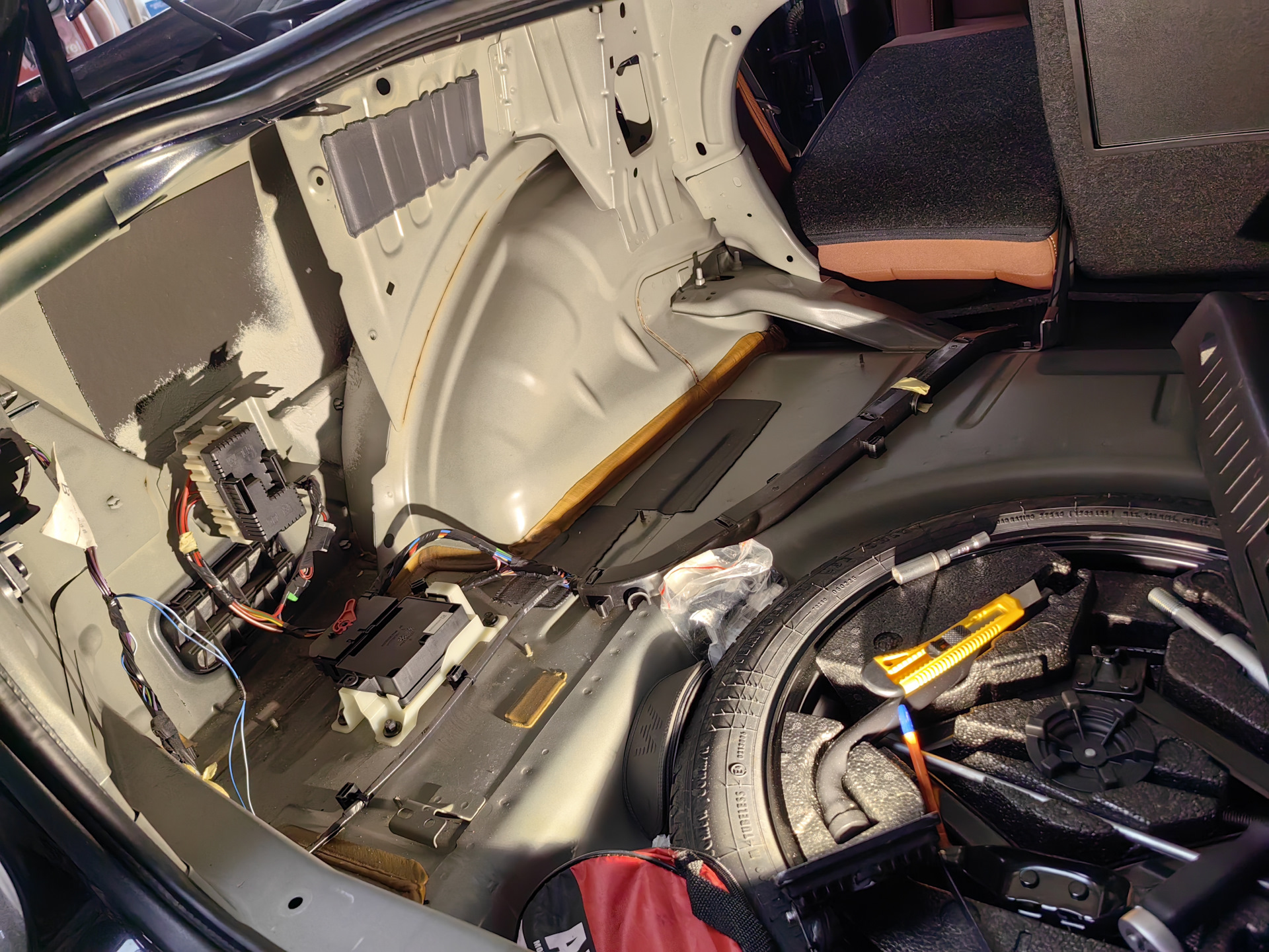 Пересвет багажника + розетка. — Volvo S80 (2G), 2 л, 2014 года ...