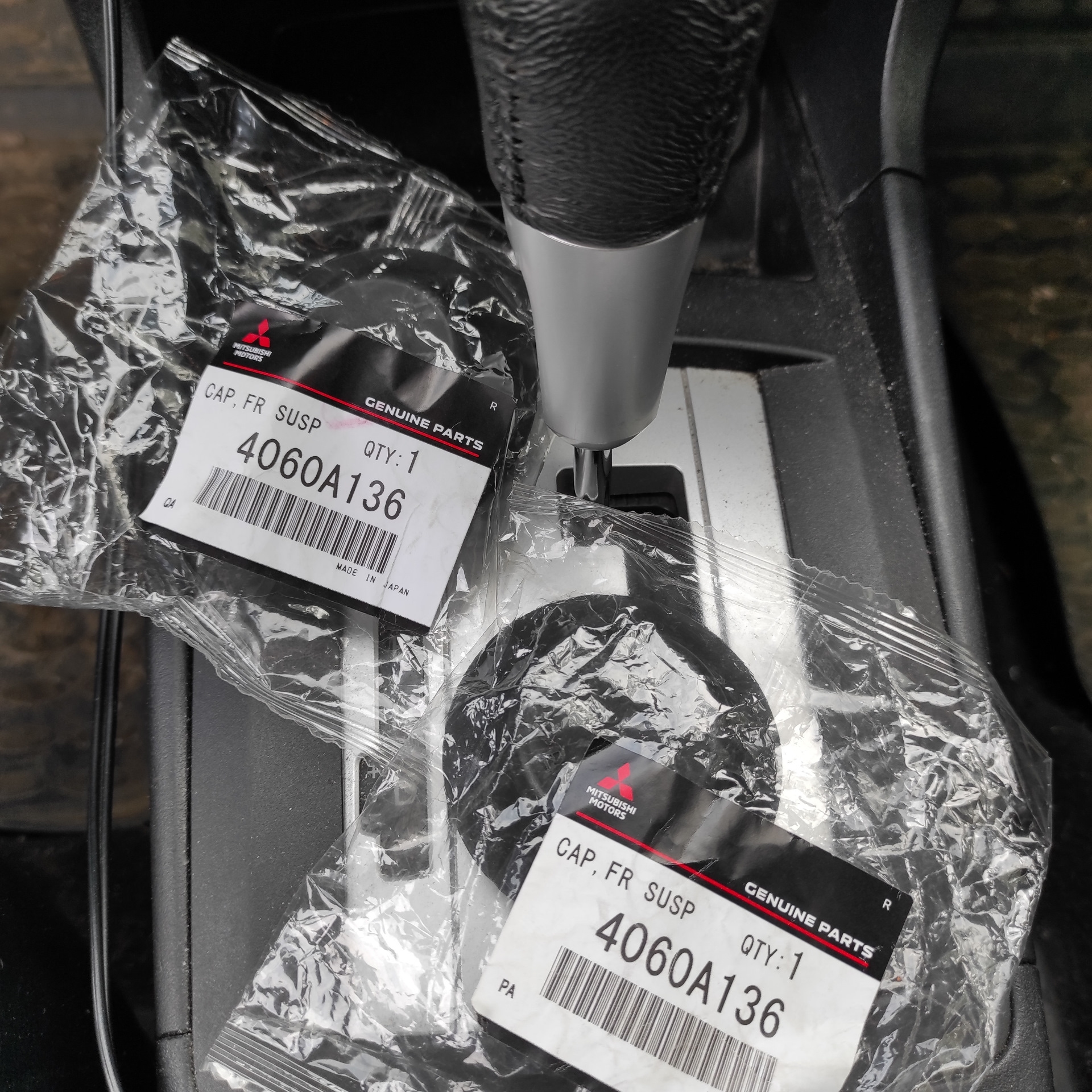 Крышка опоры амортизатора — Mitsubishi Lancer X, 1,8 л, 2008 года ...