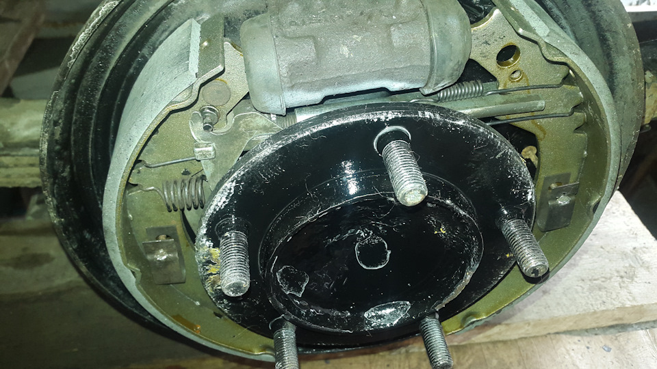 замена задних тормозных колодок и пружины. — Daihatsu Rocky (2G), 2,2 л ...