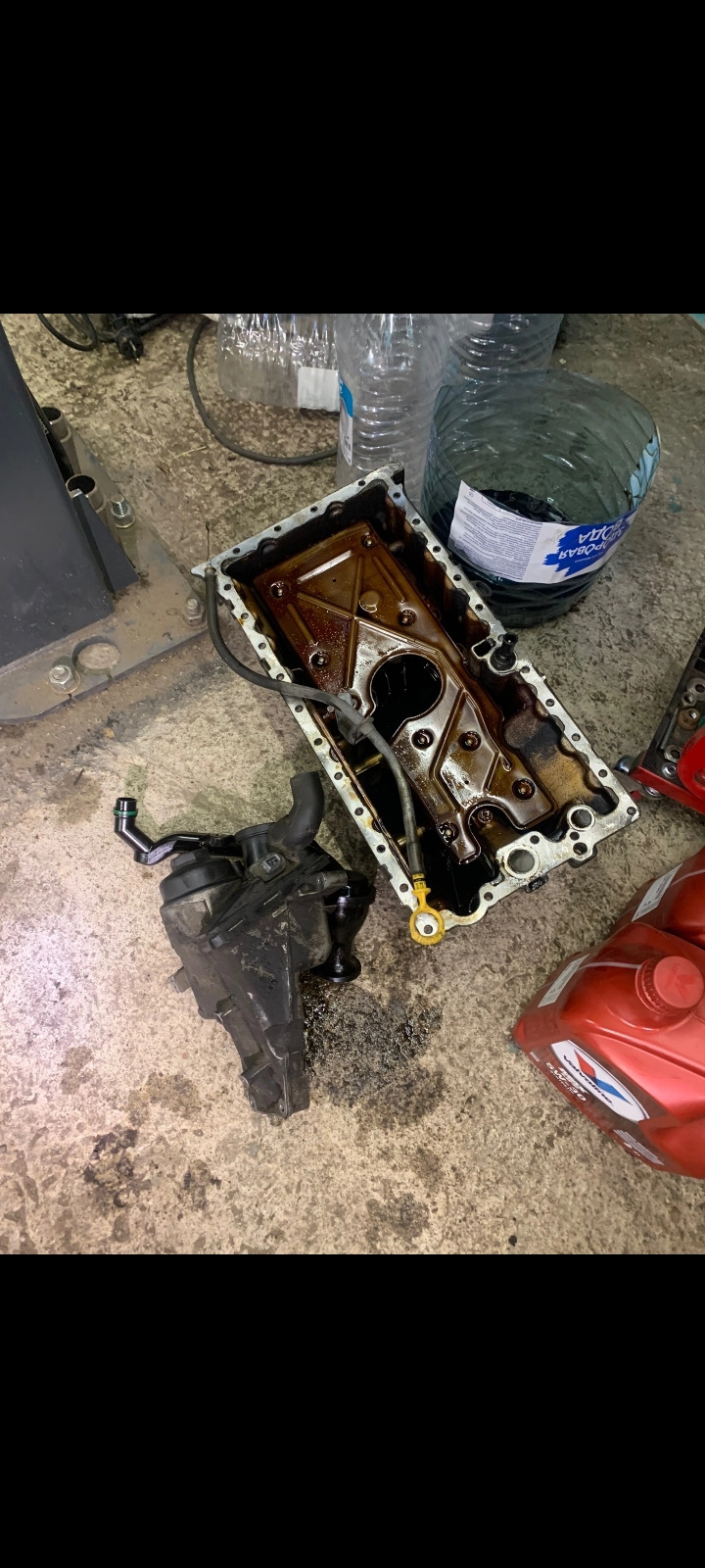 Течь масла из под плиты коленвала — Volvo XC60 (1G), 2,5 л, 2014 года ...