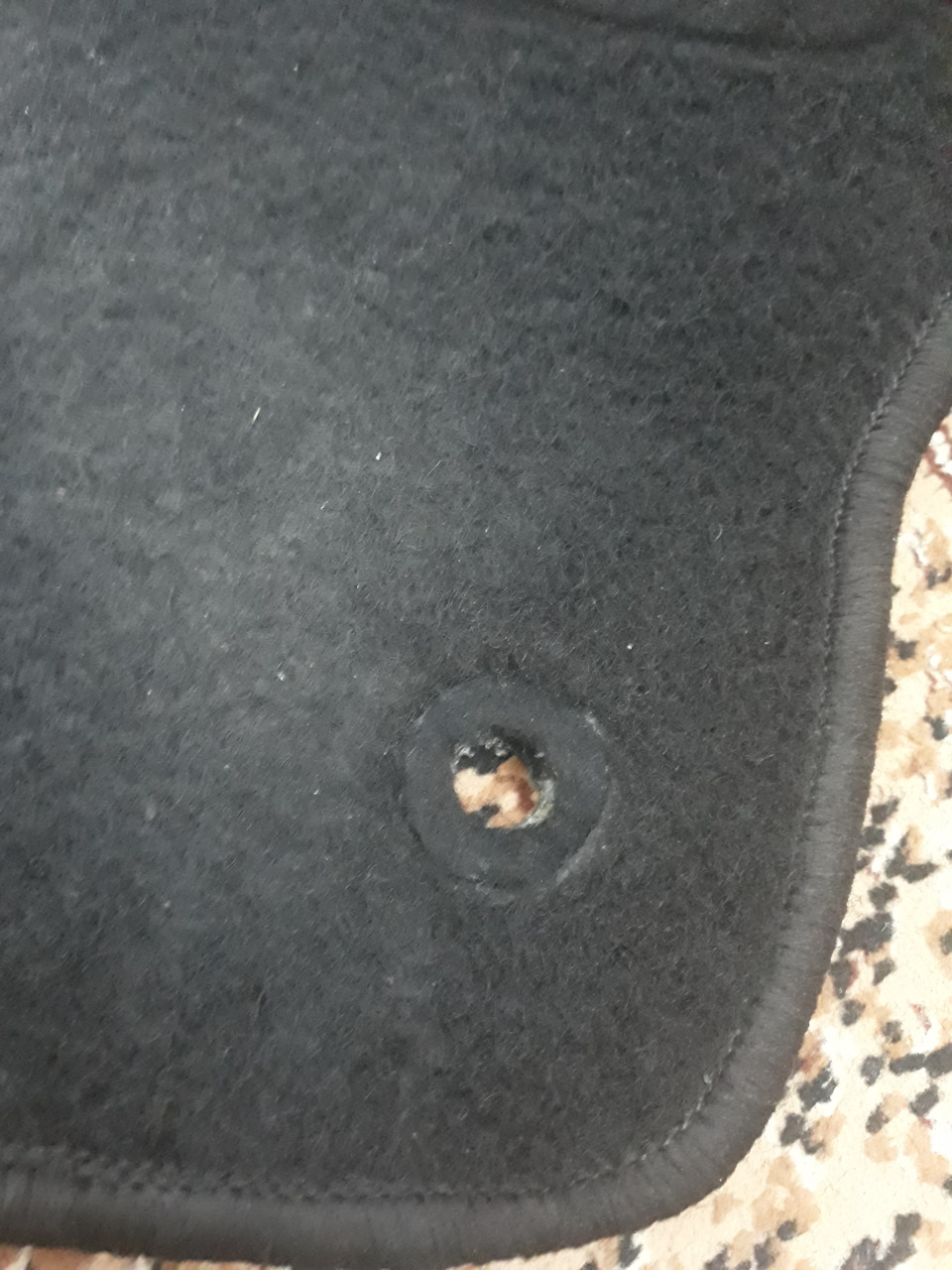 Установка ВЧ динамиков. Клипса ковров — Mazda 3 (1G) BK, 1,6 л, 2008 ...