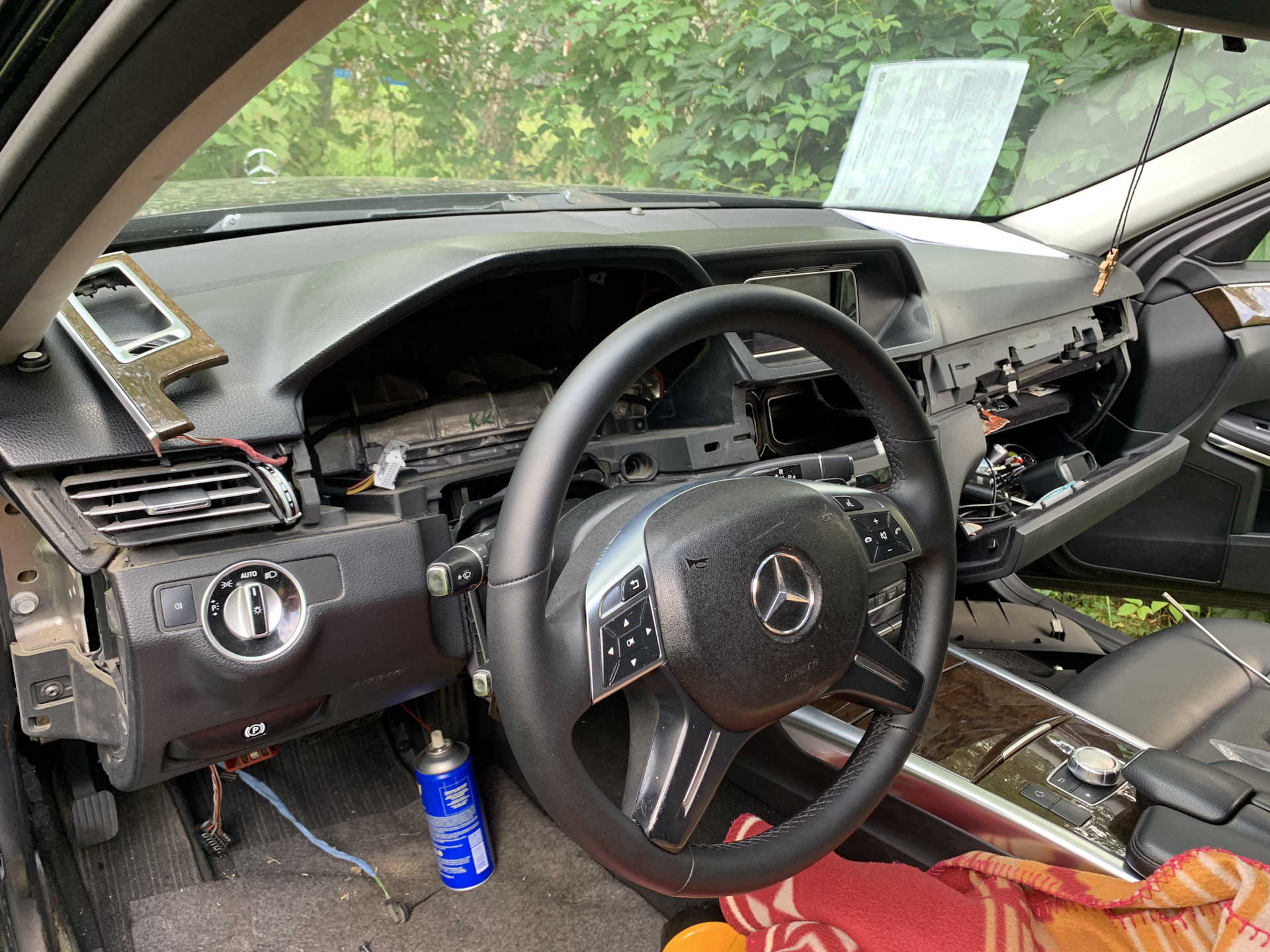 Удаление пыли из щитка приборов. — Mercedes-Benz E-class (W212), 2,1 л ...