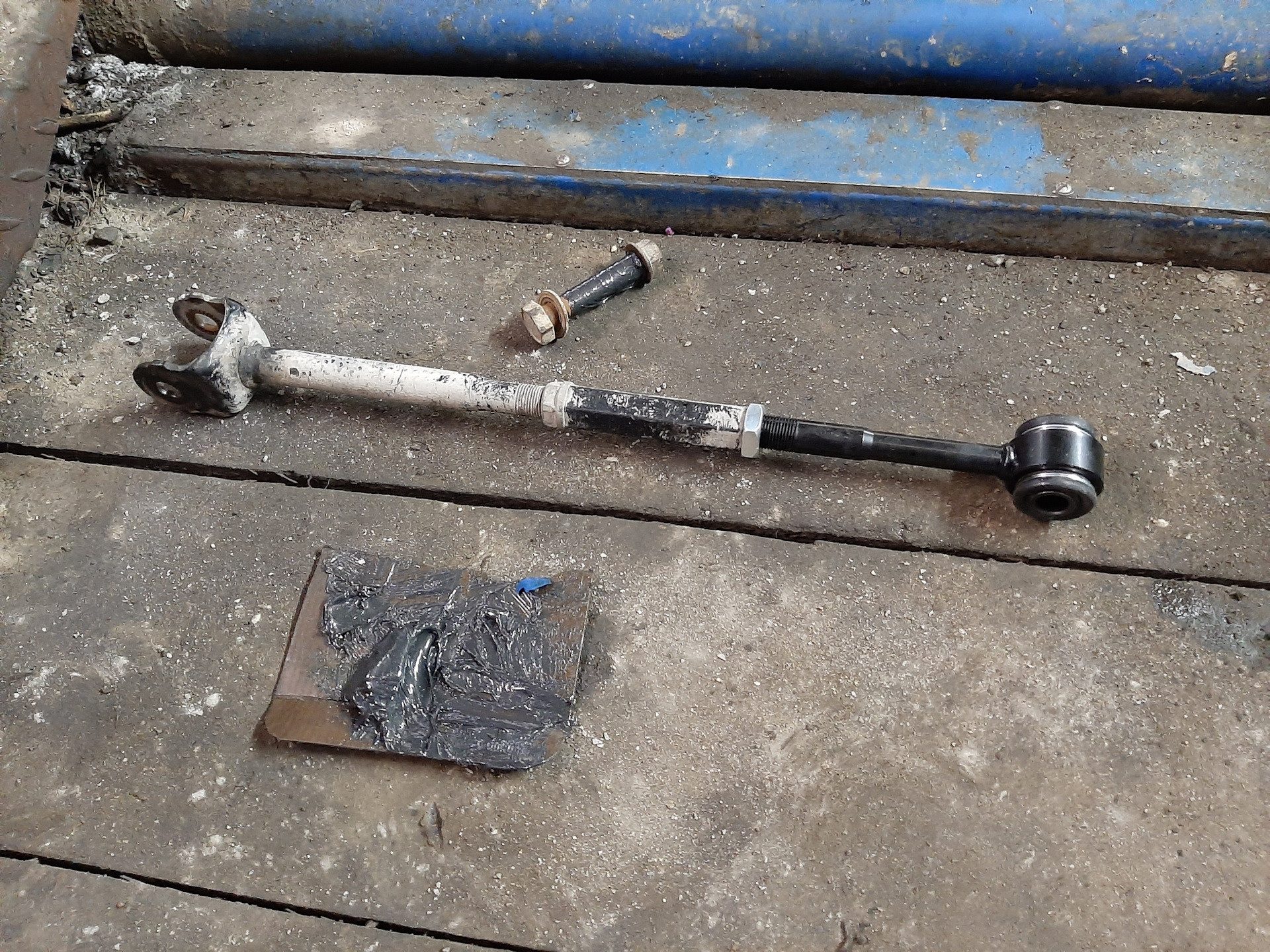 Замена втулок стабилизатора, замена развальных тяг, развал-схождение ...