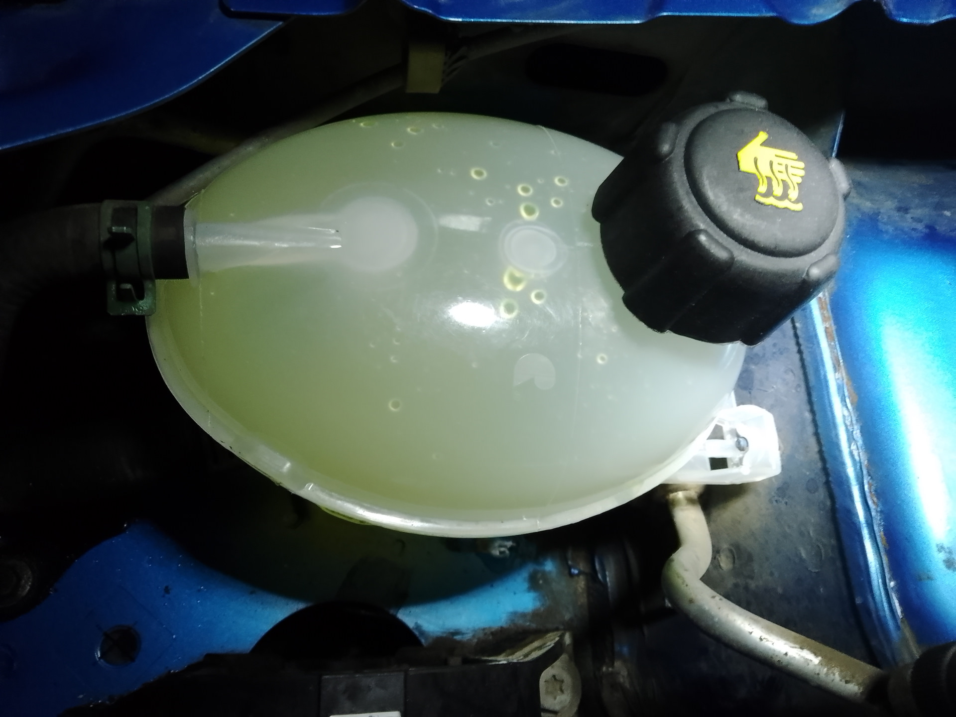 Замена расширительного бачка — Renault Sandero 2G, 1,6 л, 2014 года ...