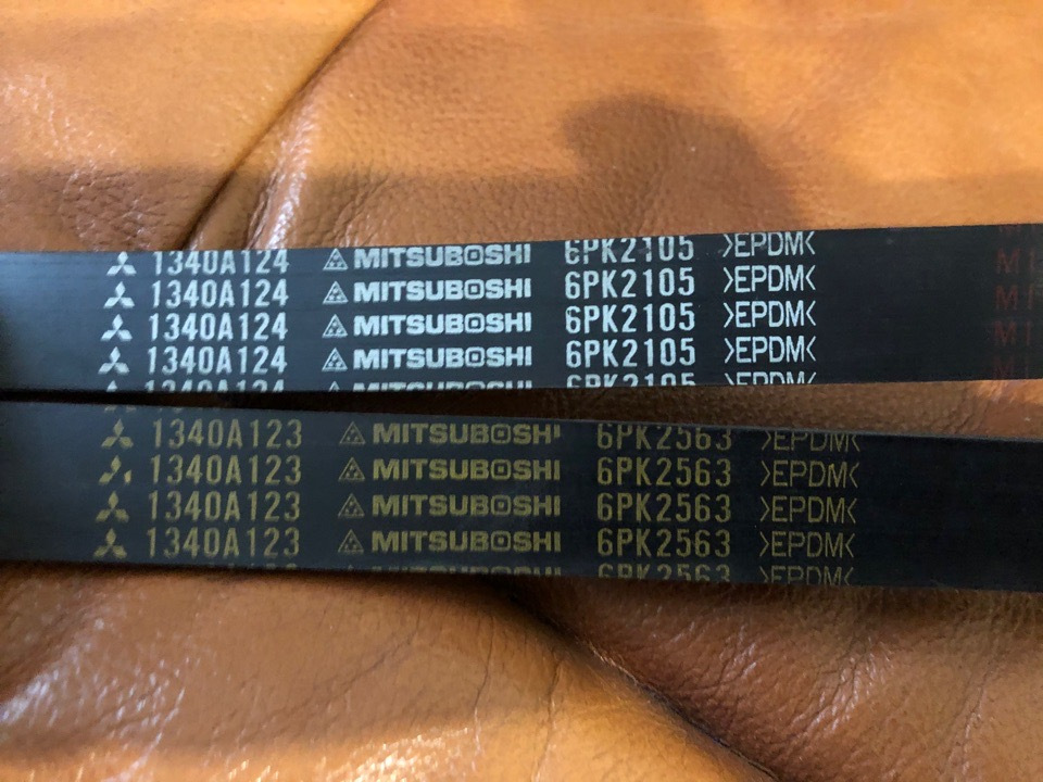 1340A123 Поликлиновый ремень Mitsubishi | Запчасти на DRIVE2