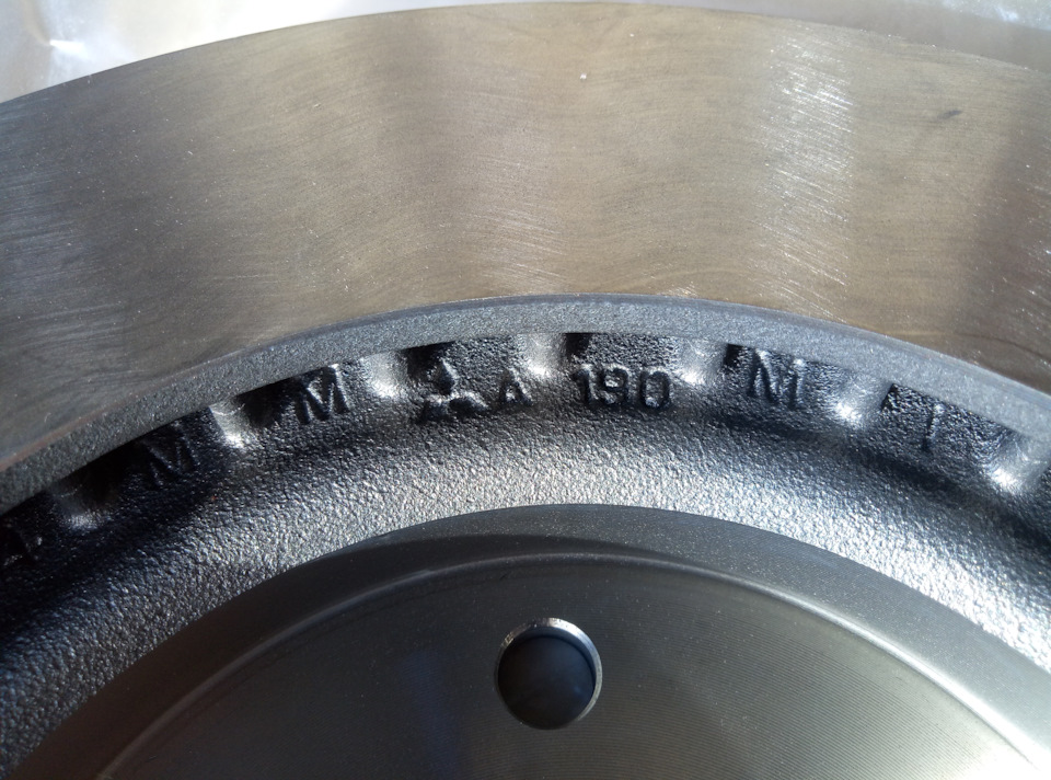 Переднии оригинальные тормозные диски MITSUBISHI (4615A190) за 2370р ...