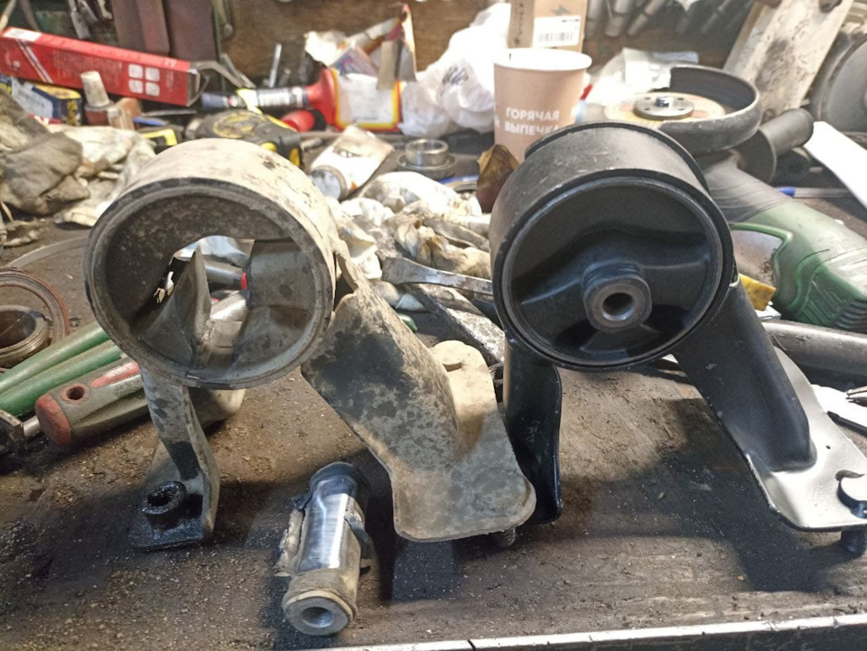 Замена подушек двигателя, масла в коробке, правого сальника привода в ...