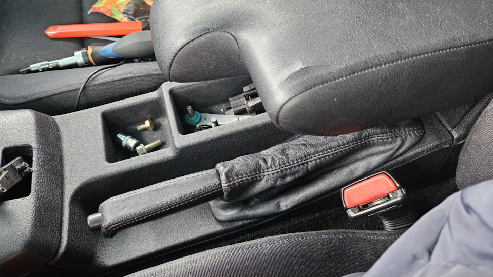 19. Уставновка подлокотника в Гиганта Автостроения — BMW 3 series ...