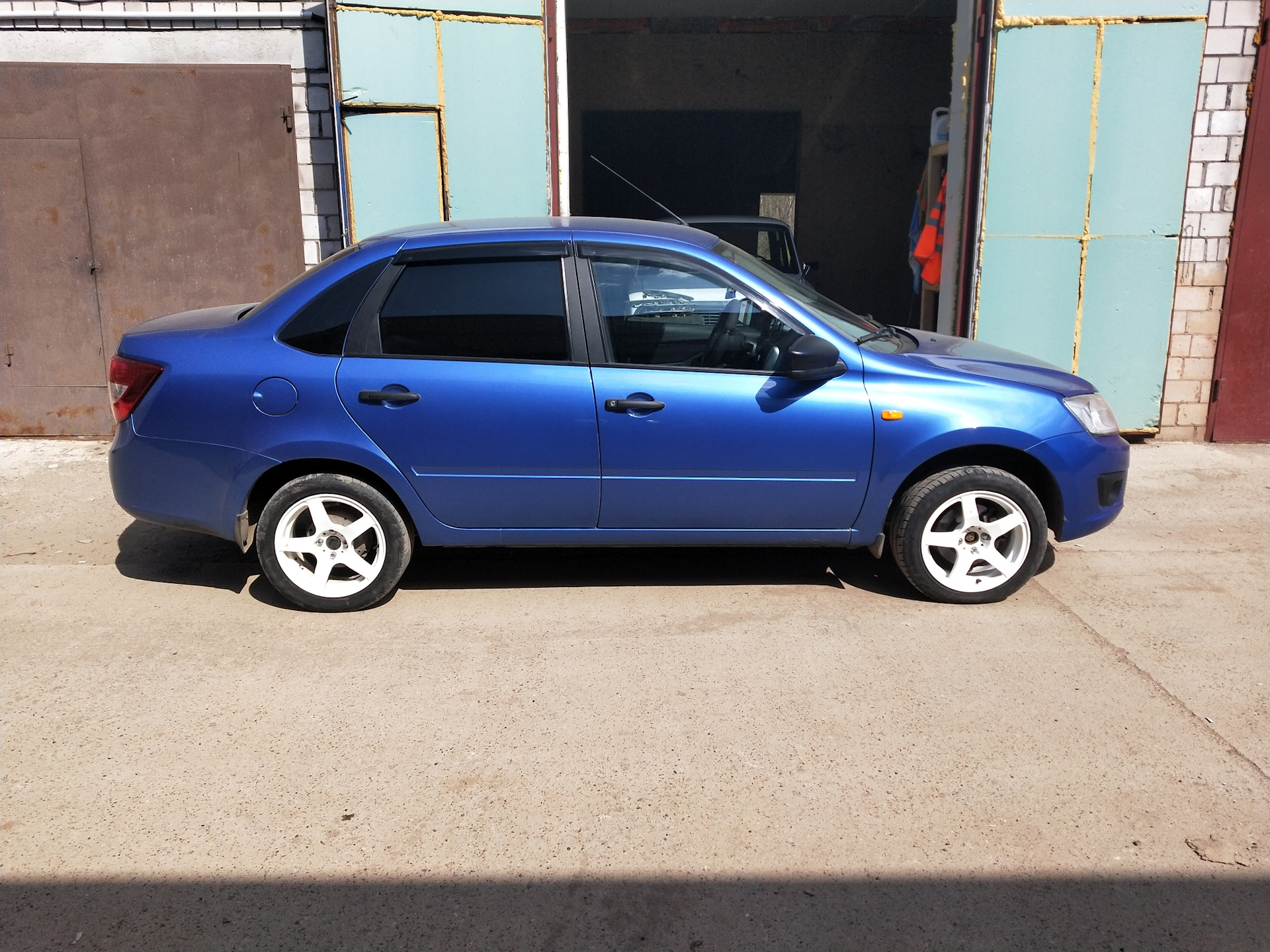 Замена колес — Lada Гранта (1G), 1,6 л, 2016 года | колёсные диски | DRIVE2