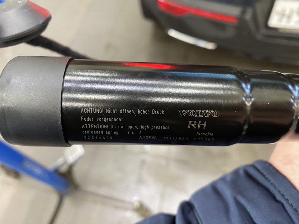 32384409 Привод двери багажника правый Volvo | Запчасти на DRIVE2