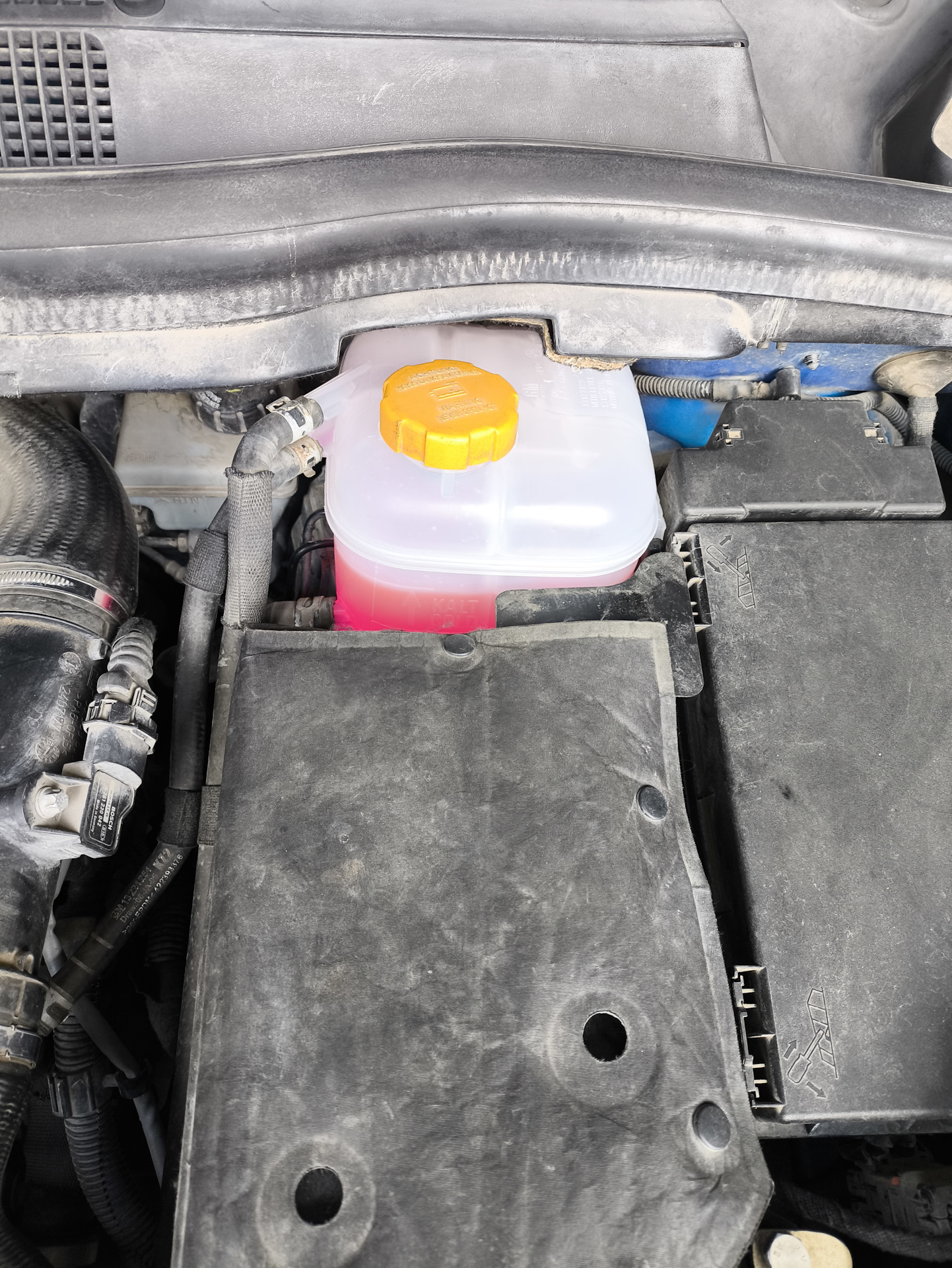 Замена бачка охлаждающей жидкости — Opel Zafira OPC B, 2 л, 2008 года ...