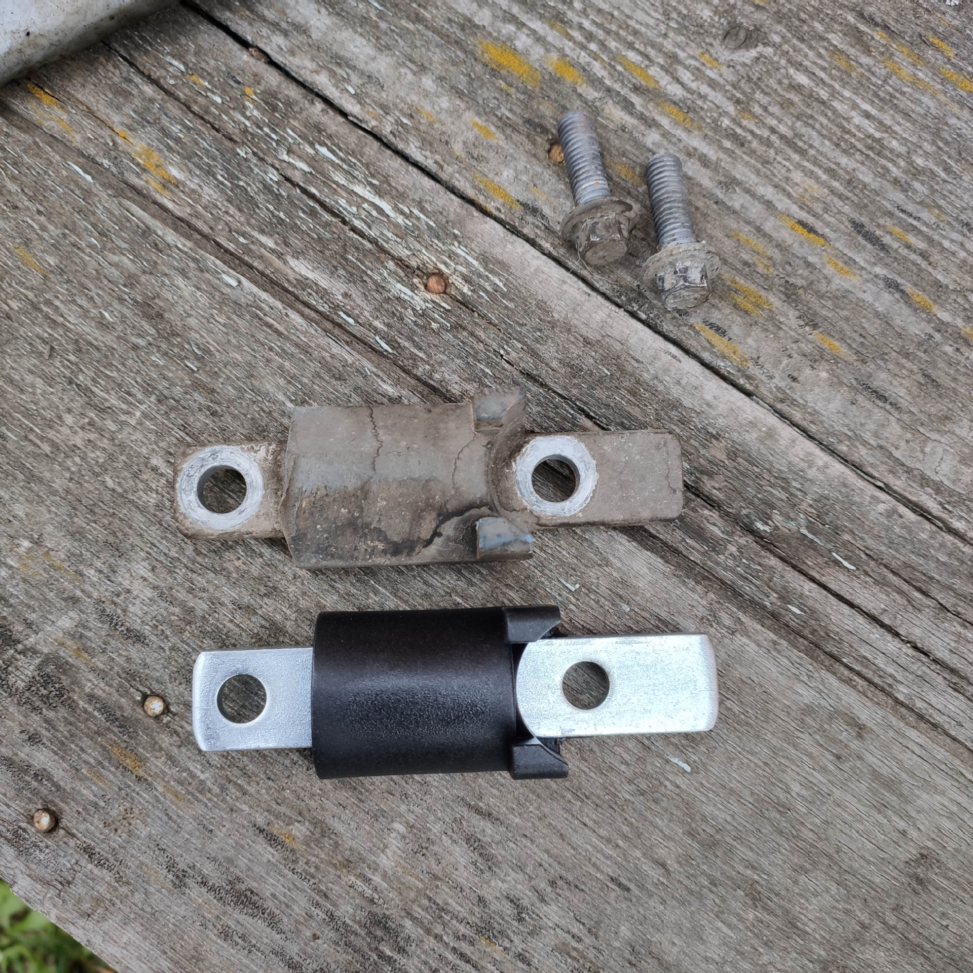Ограничитель угла поворота колес — Volvo S60 (1G), 2,4 л, 2006 года ...