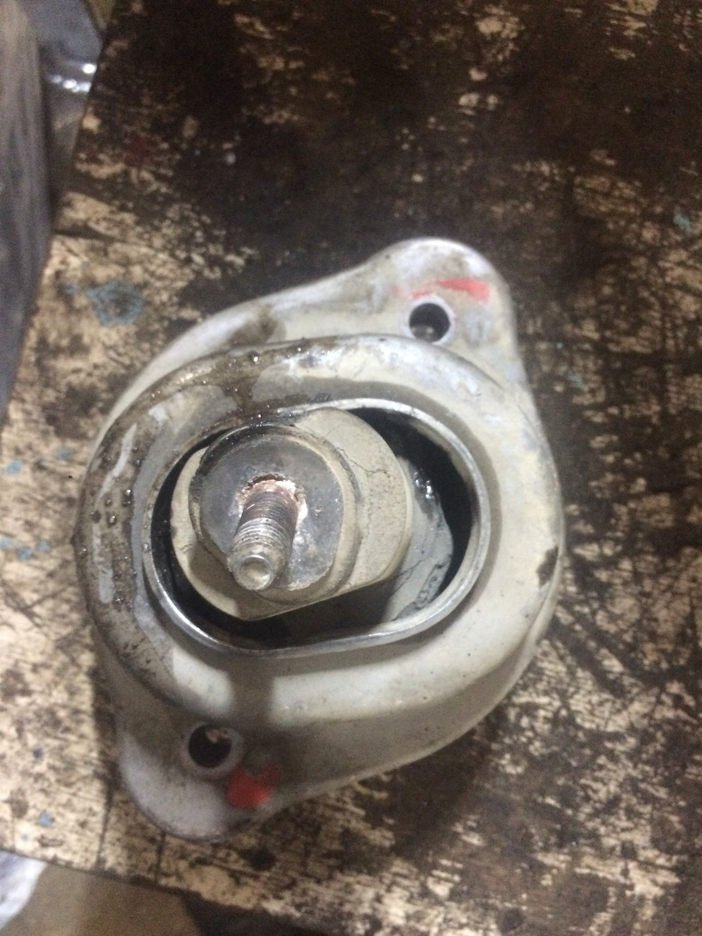 Подушка двигателя Е83 — BMW X3 (E83), 3 л, 2008 года | поломка | DRIVE2