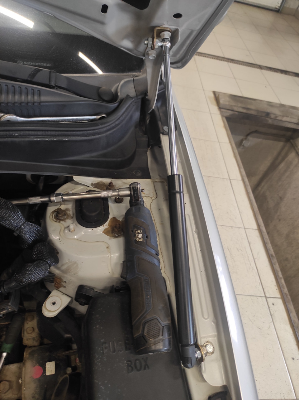 Установка газовых упоров капота — Hyundai Verna, 1,4 л, 2006 года ...
