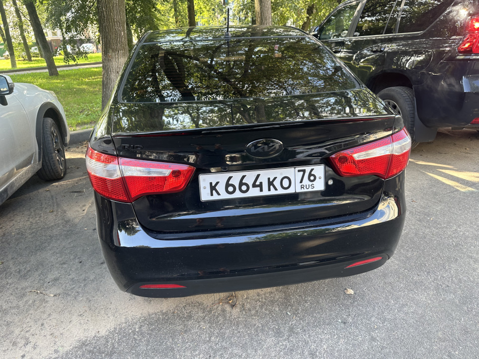 Значки в чёрный, номера, рамки rcs — KIA Rio (3G), 1,4 л, 2014 года ...