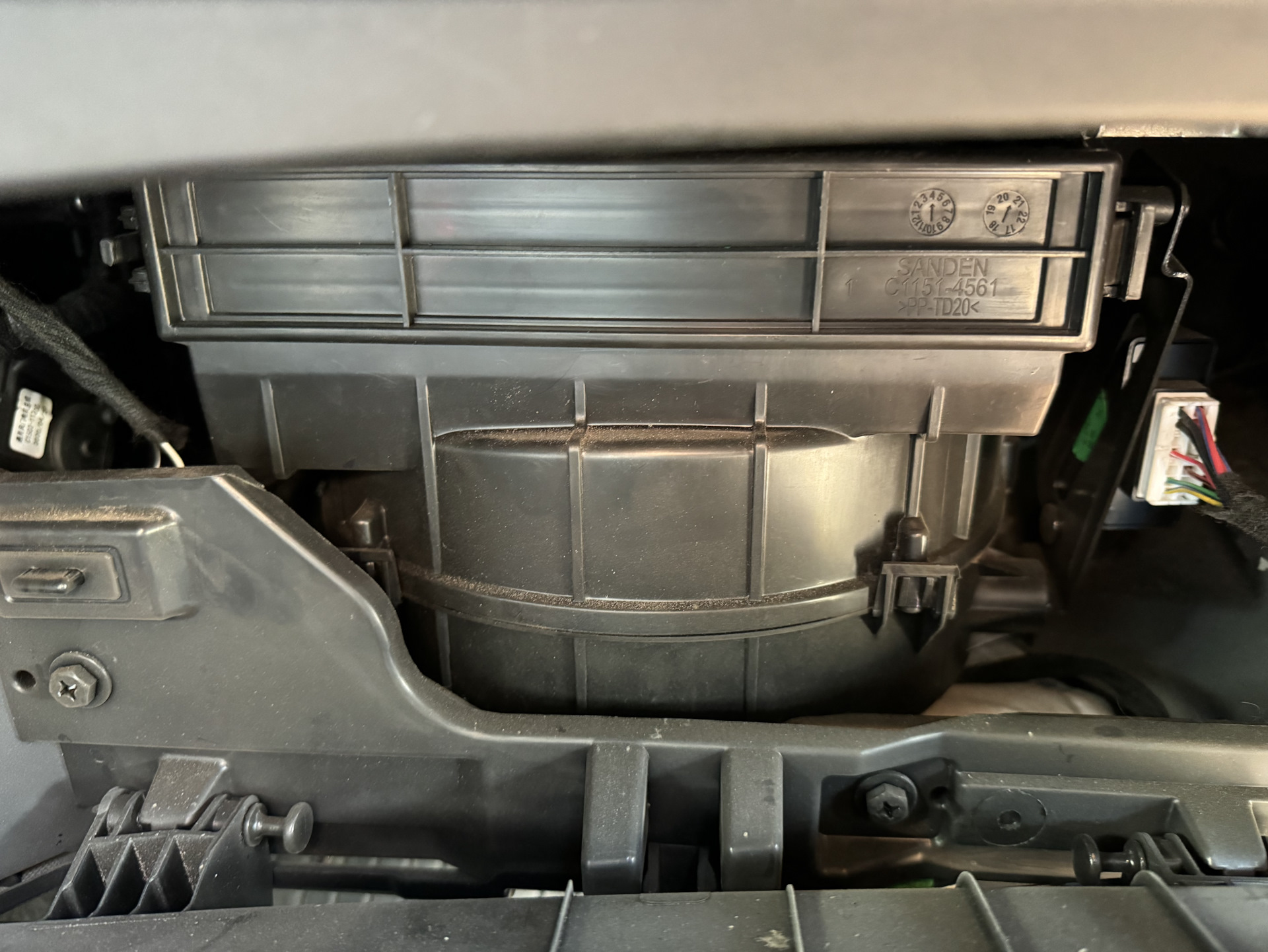 Салонный фильтр — Geely Coolray, 1,5 л, 2020 года | расходники | DRIVE2