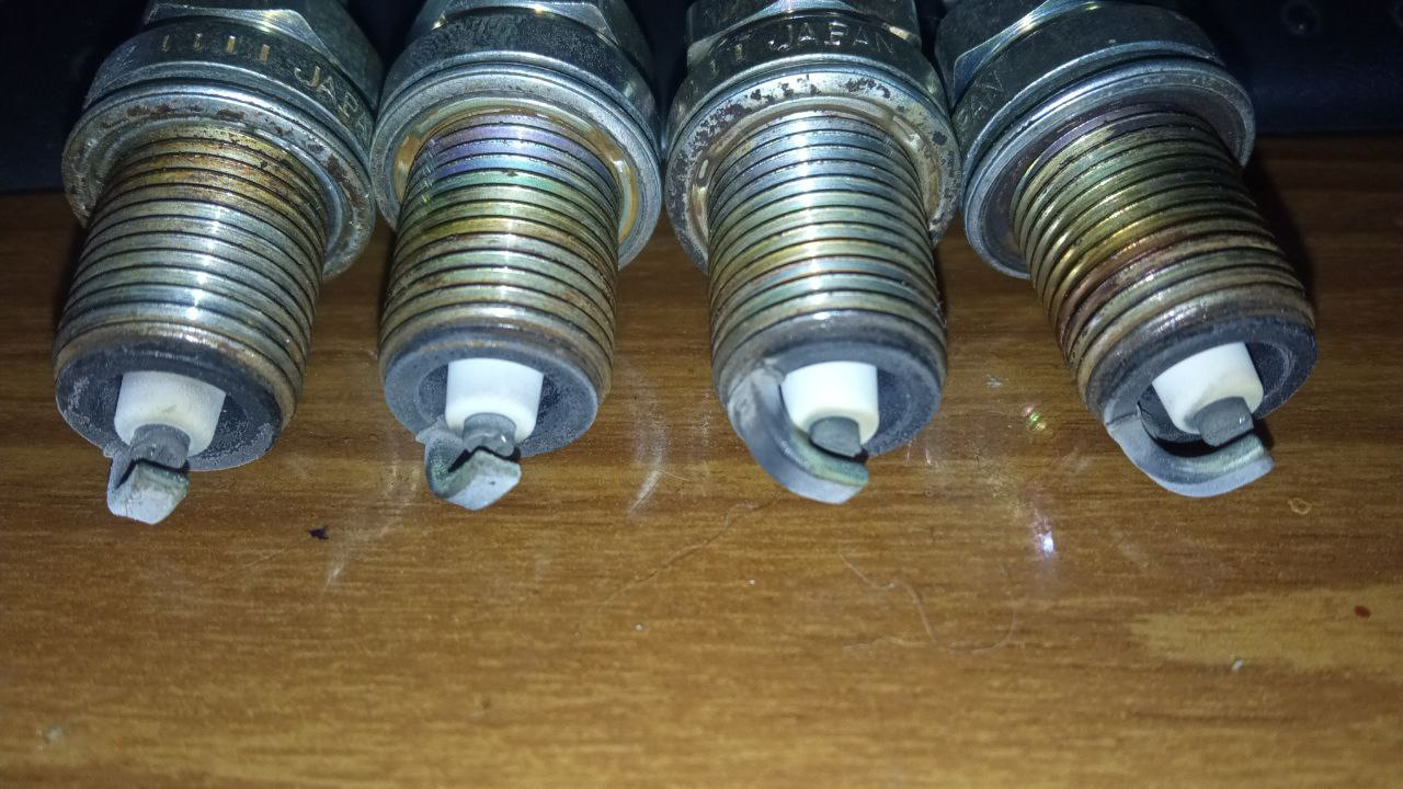 Замена свечей зажигания — Renault Megane III, 1,6 л, 2011 года ...