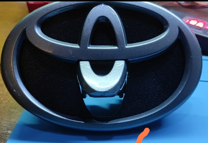 Откидная камера в логотип на Toyota Corolla — Toyota Corolla (140/150 ...