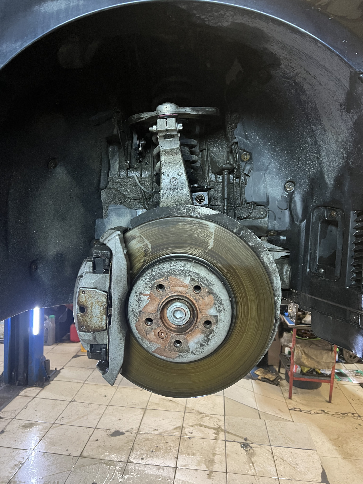 Замена пыльника правой передней стойки — BMW 7 series (F01/02), 4,4 л ...