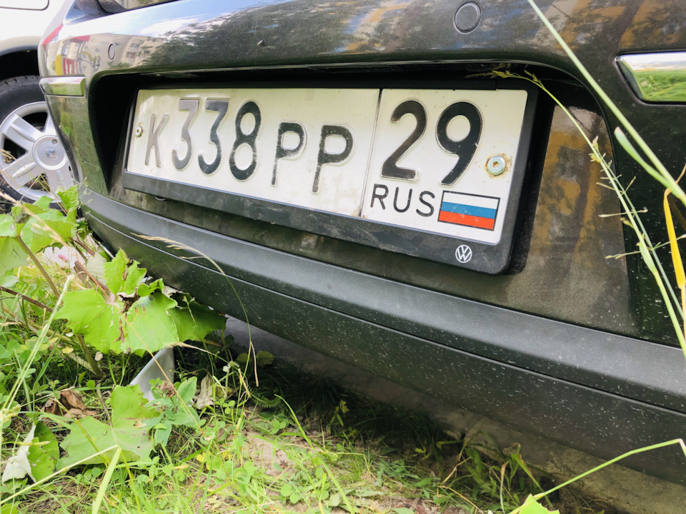 Рамки гос номера и колпачки на колесные болты — Volkswagen Passat B6, 2 ...