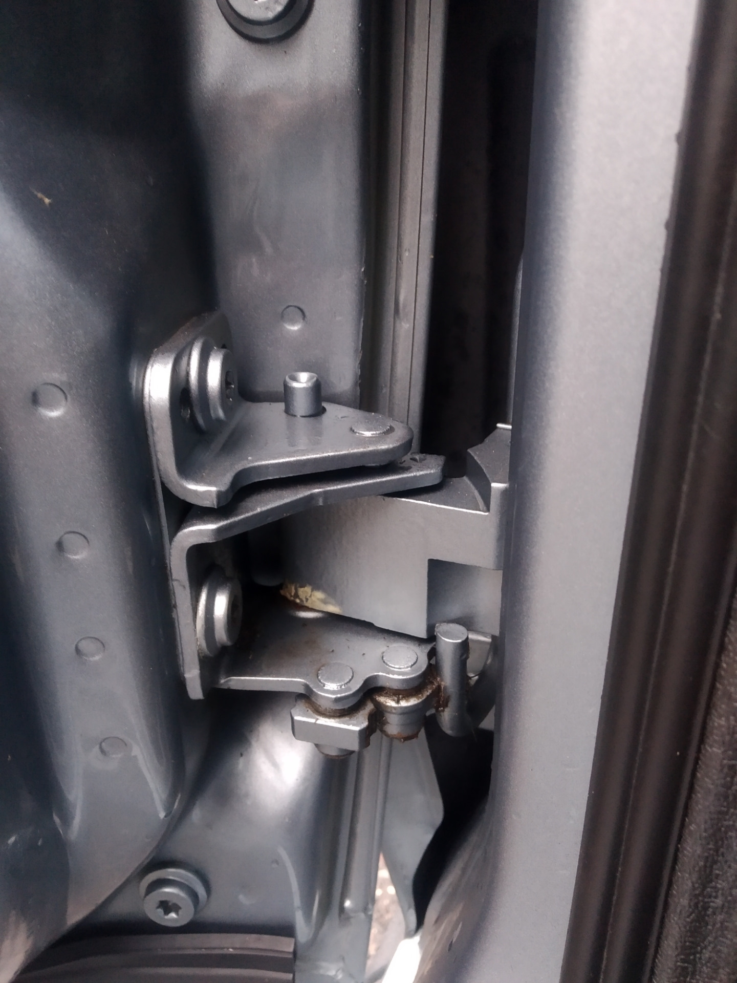 Провисание водительской двери — Skoda Octavia Combi A4 Mk1, 1,6 л, 2004 ...