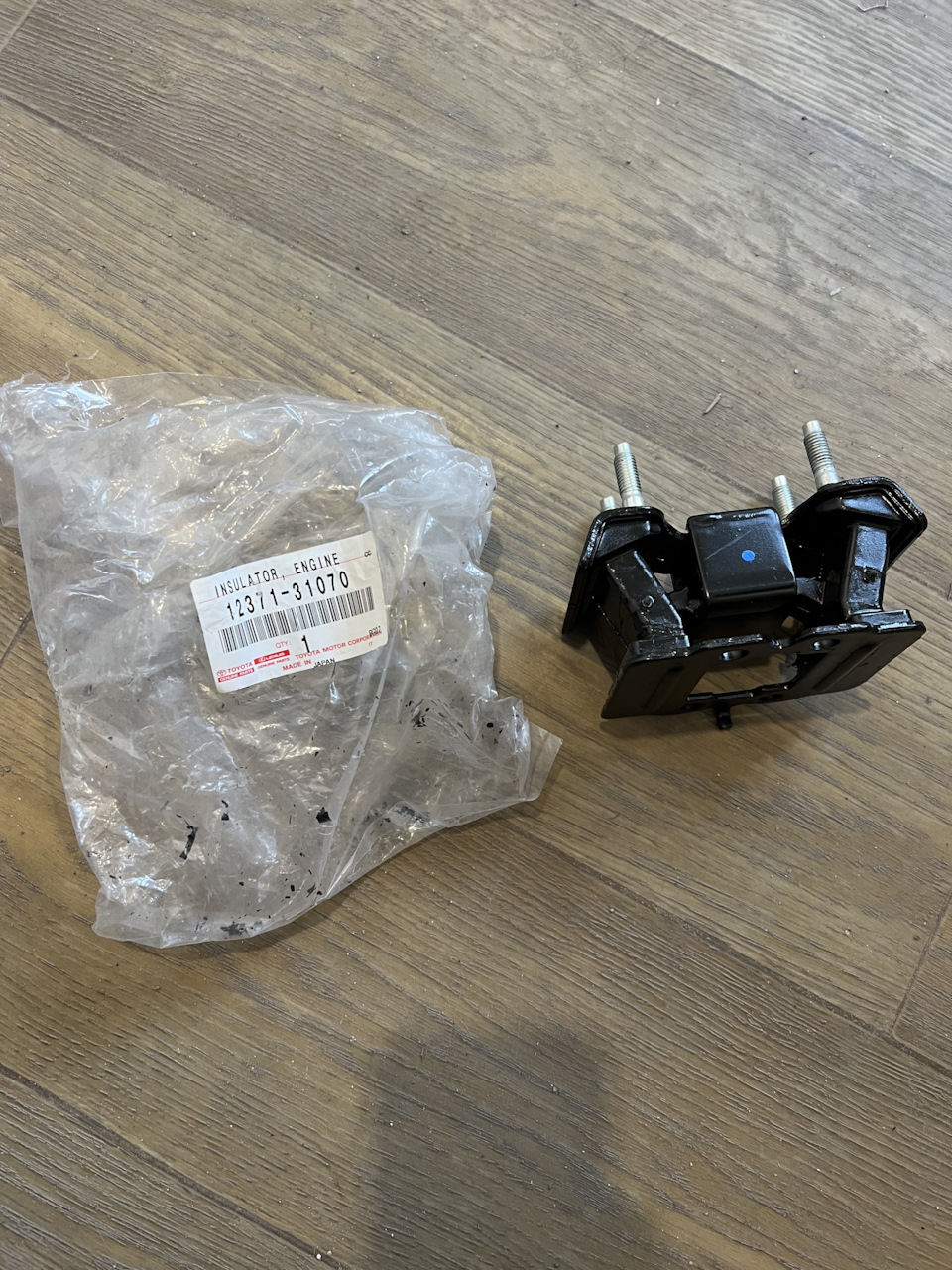 1237131070 Подушка двигателя RR TOYOTA CROWN/MAJESTA/MARK X/GS30/35/43 ...