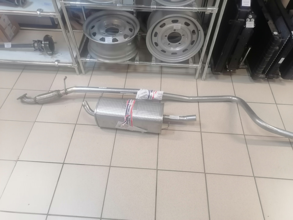 Замена глушителя и приёмной трубы с гофрой Ford fiesta mk5 1,4 бенз ...
