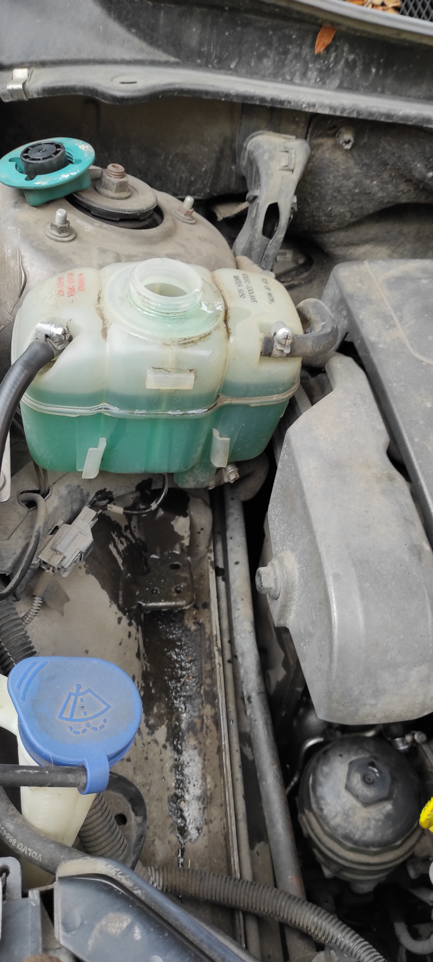 Замена термостата b6324s — Volvo XC90 (1G), 3,2 л, 2008 года | своими ...